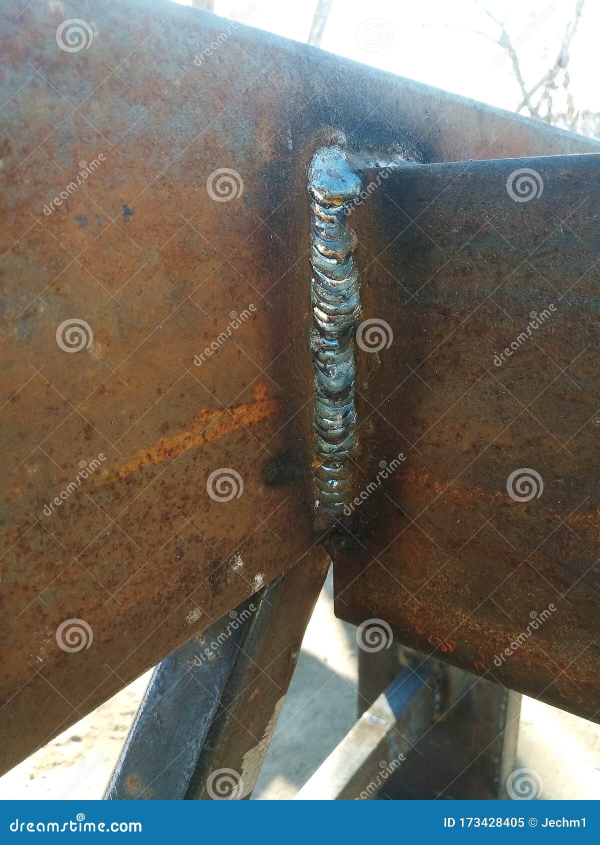 A Pattern Of Welding Carbon Steel On Grey Metal In Vertical Line Stock ...