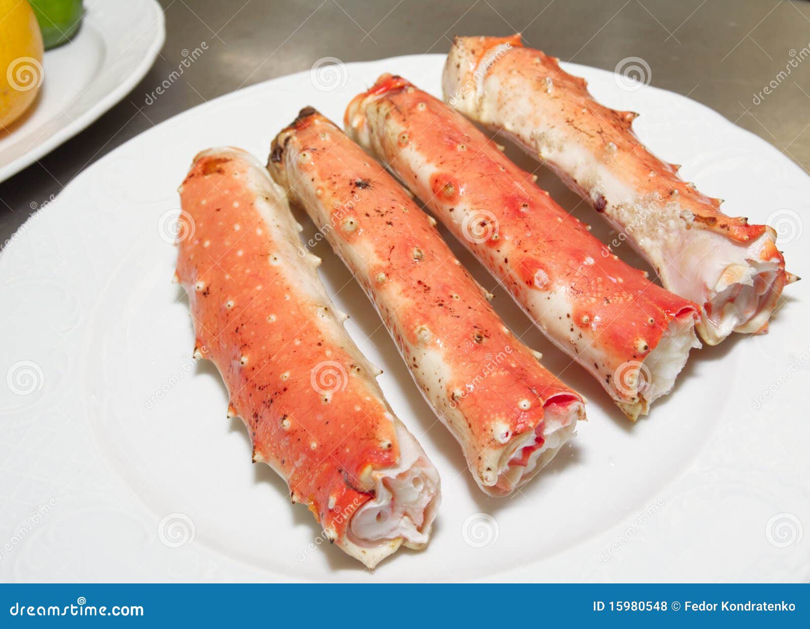 Pattes de crabe crues photo stock. Image du travail, kitchenware - 15980548