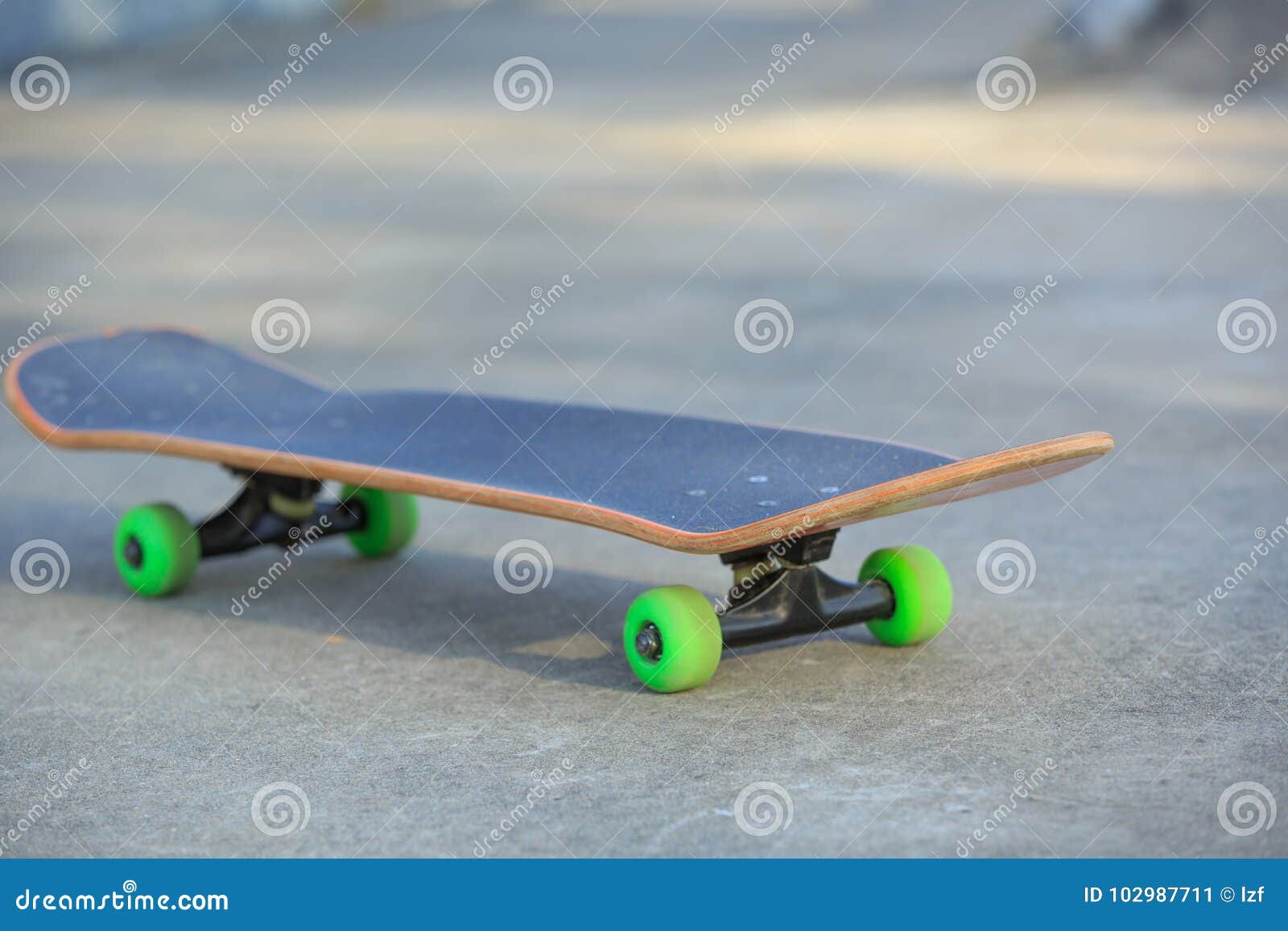 Pattino a skatepark immagine stock. Immagine di parco - 102987711