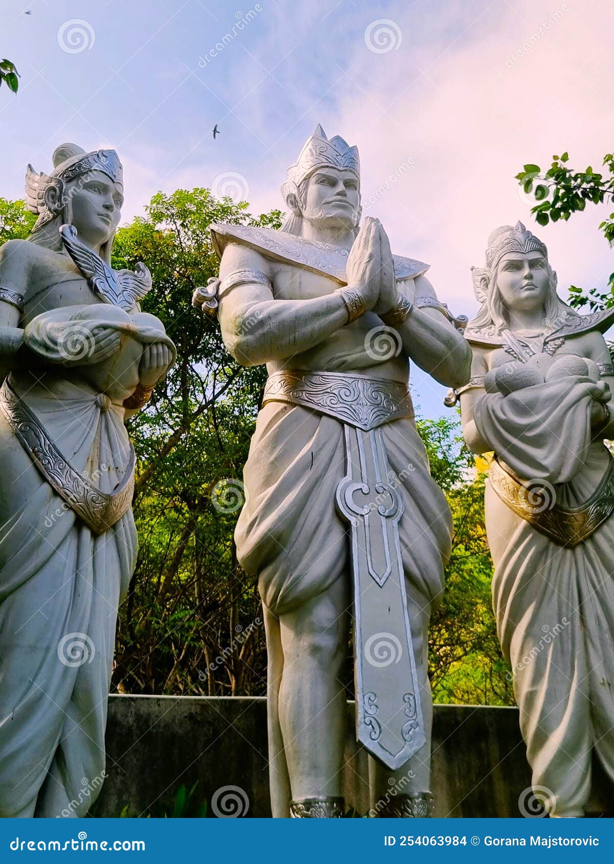 Patung Garuda Wisnu Kencana Stockfoto - Bild von bügel, blume: 254063984