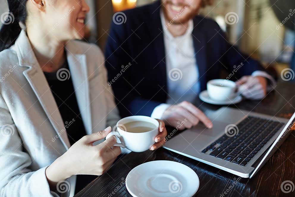 Pause café des collègues photo stock. Image du expert - 104601798