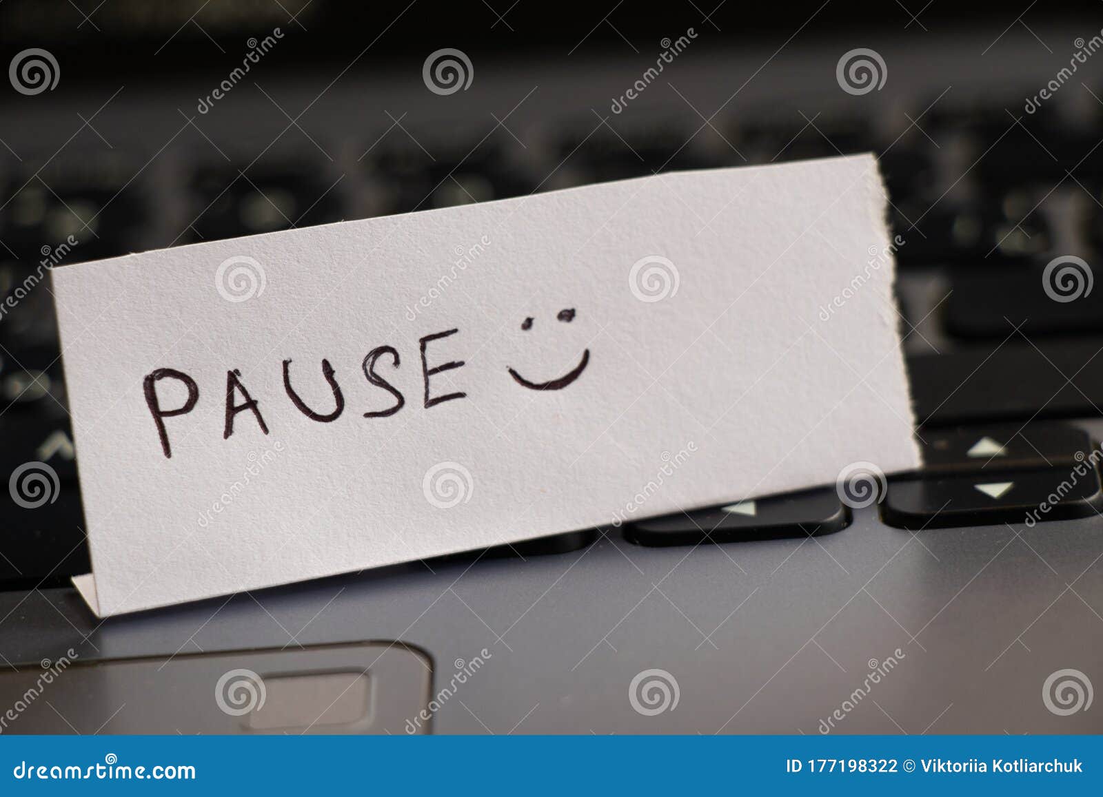 Pause Et Scripts Smiley Sur Un Bout De Papier Et Gauche Sur Un Clavier ...