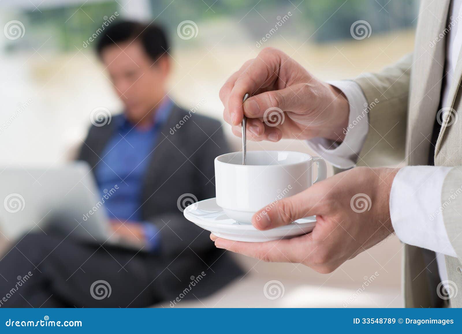 Pauze op het werk stock afbeelding. Image of handen, wapens - 33548789