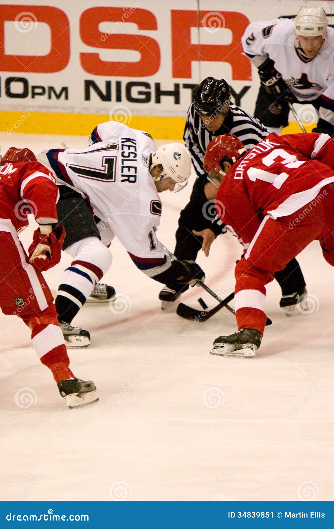 Pavel Datsyuk Faces Off Against Ryan Kesler Foto editorial - Imagen de ...