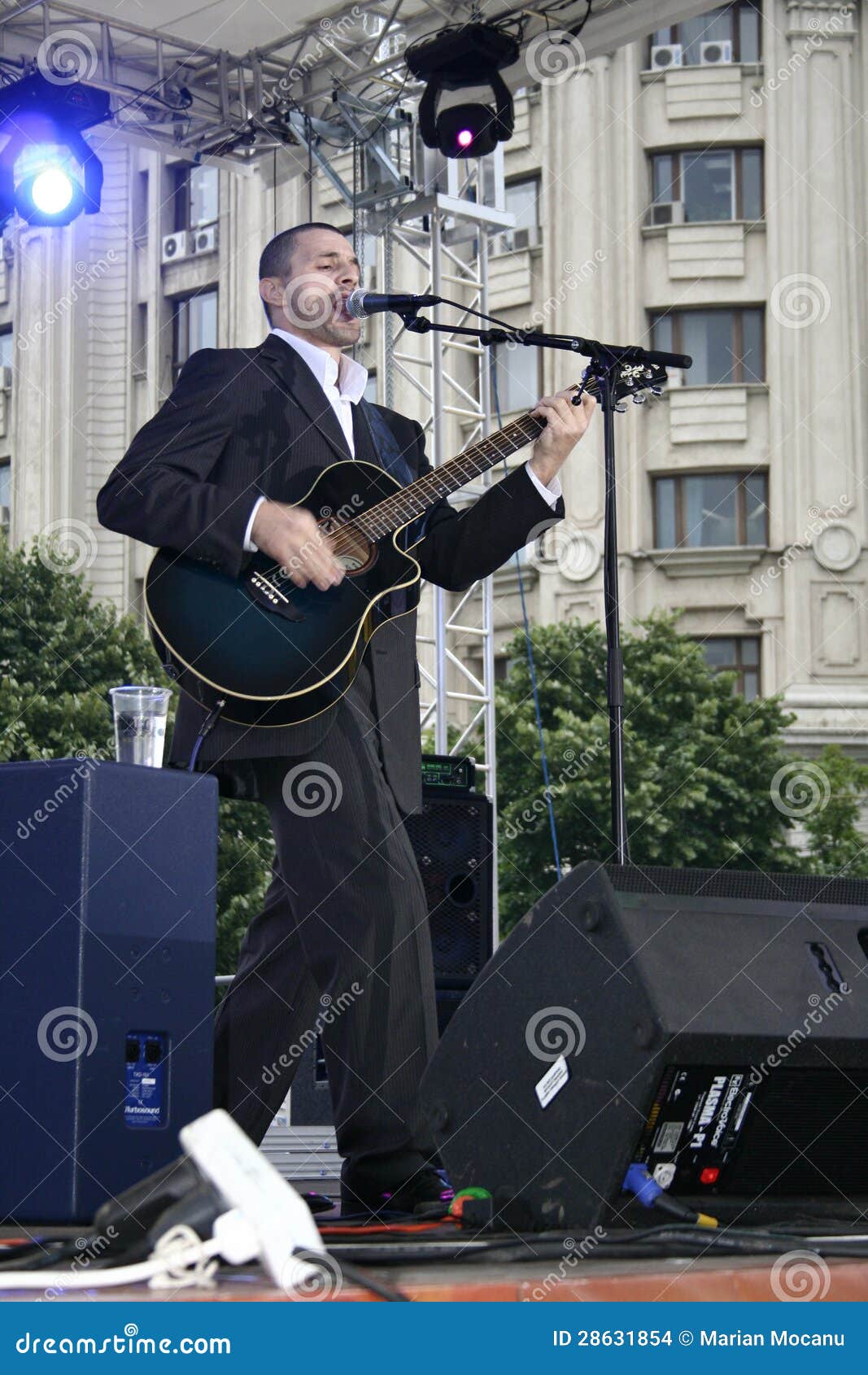 Pavel Stratan editorial stock image. Image of black, acoustic - 28631854