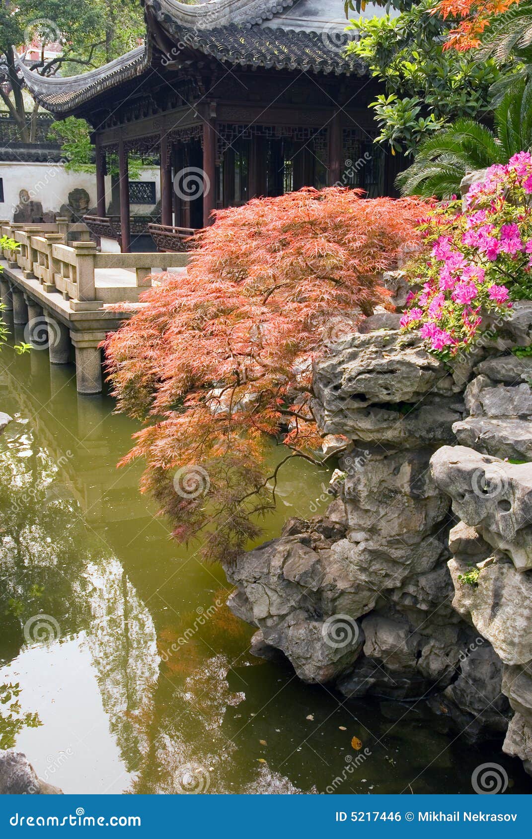 Pavilion at Yu Yuan Garden stock photo. Image of flower - 5217446