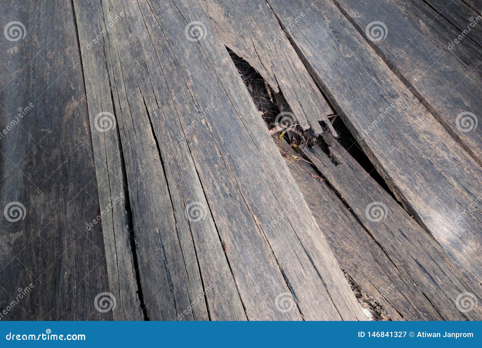 Pavimento di legno rotto immagine stock. Immagine di danni - 146841327