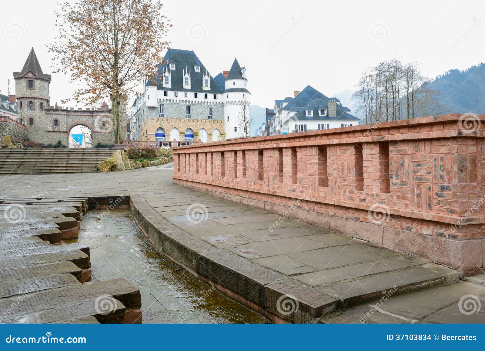 Pavimento Y Parapeto Antes Del Castillo Foto de archivo - Imagen de ...