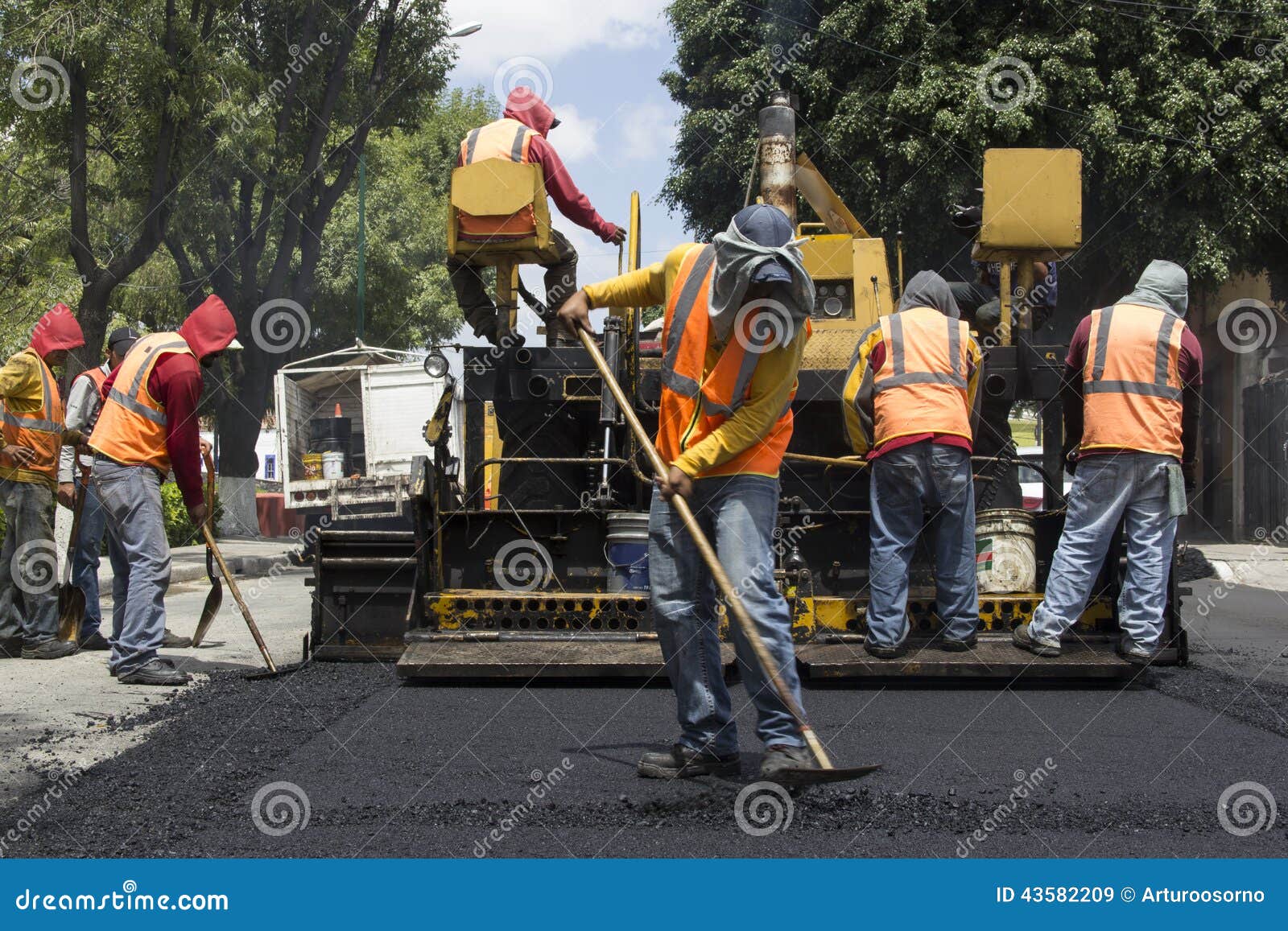 Paving editorial stock image. Image of machinery, employees - 43582209