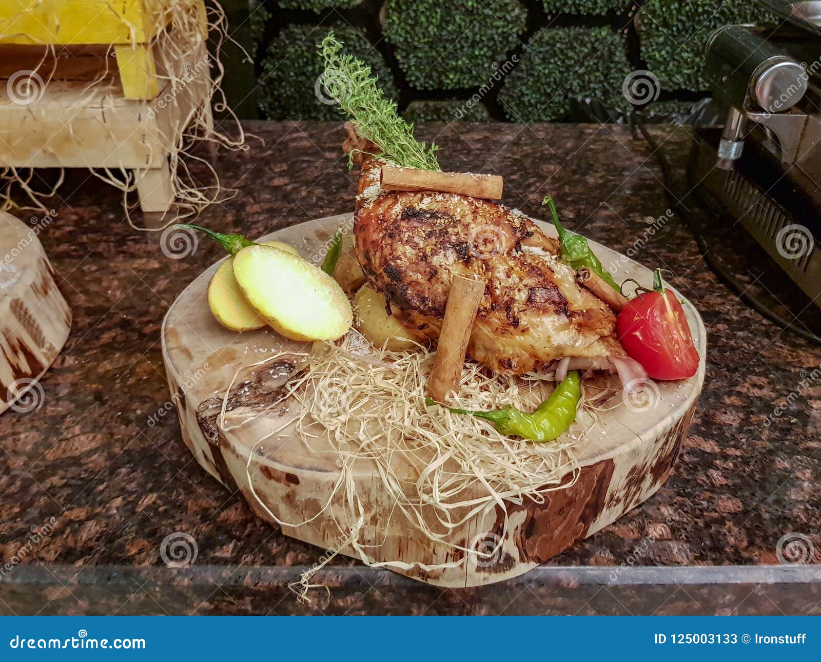 Pavo cocido con el tomate imagen de archivo. Imagen de corteza - 125003133