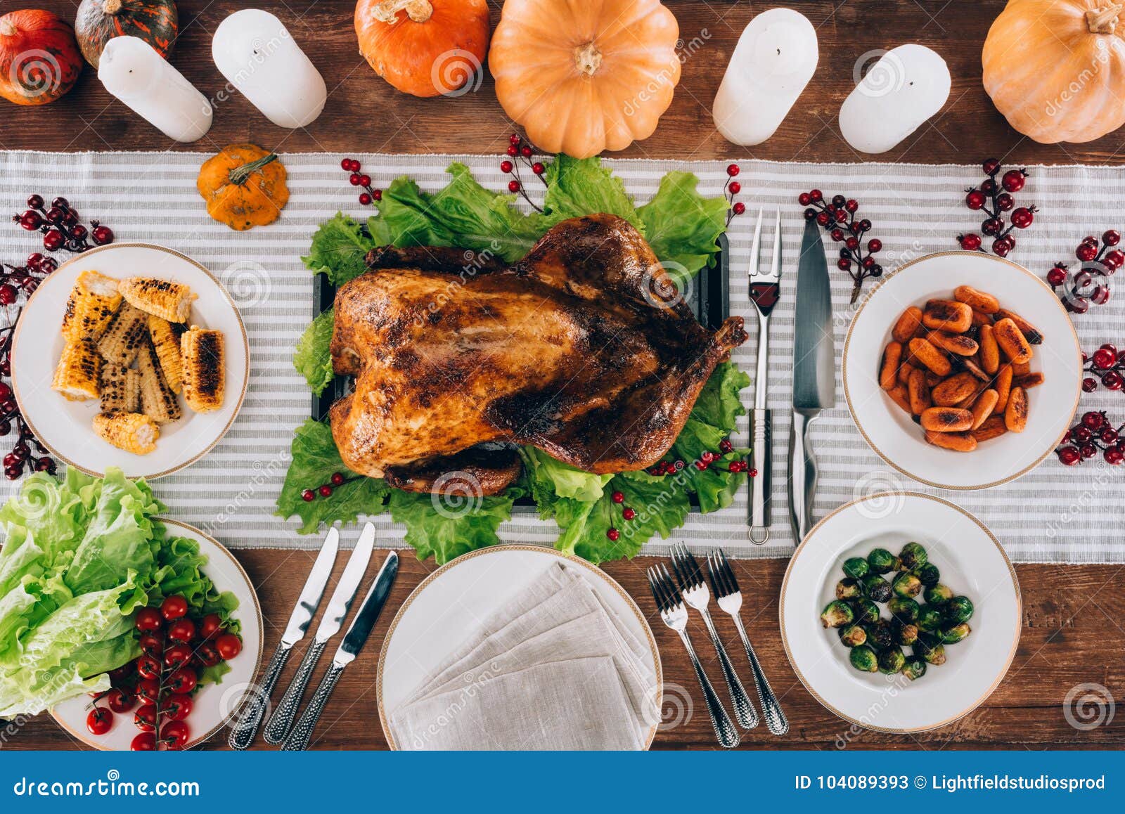 Pavo Cocido En Centro De La Tabla Servida Imagen de archivo - Imagen de ...