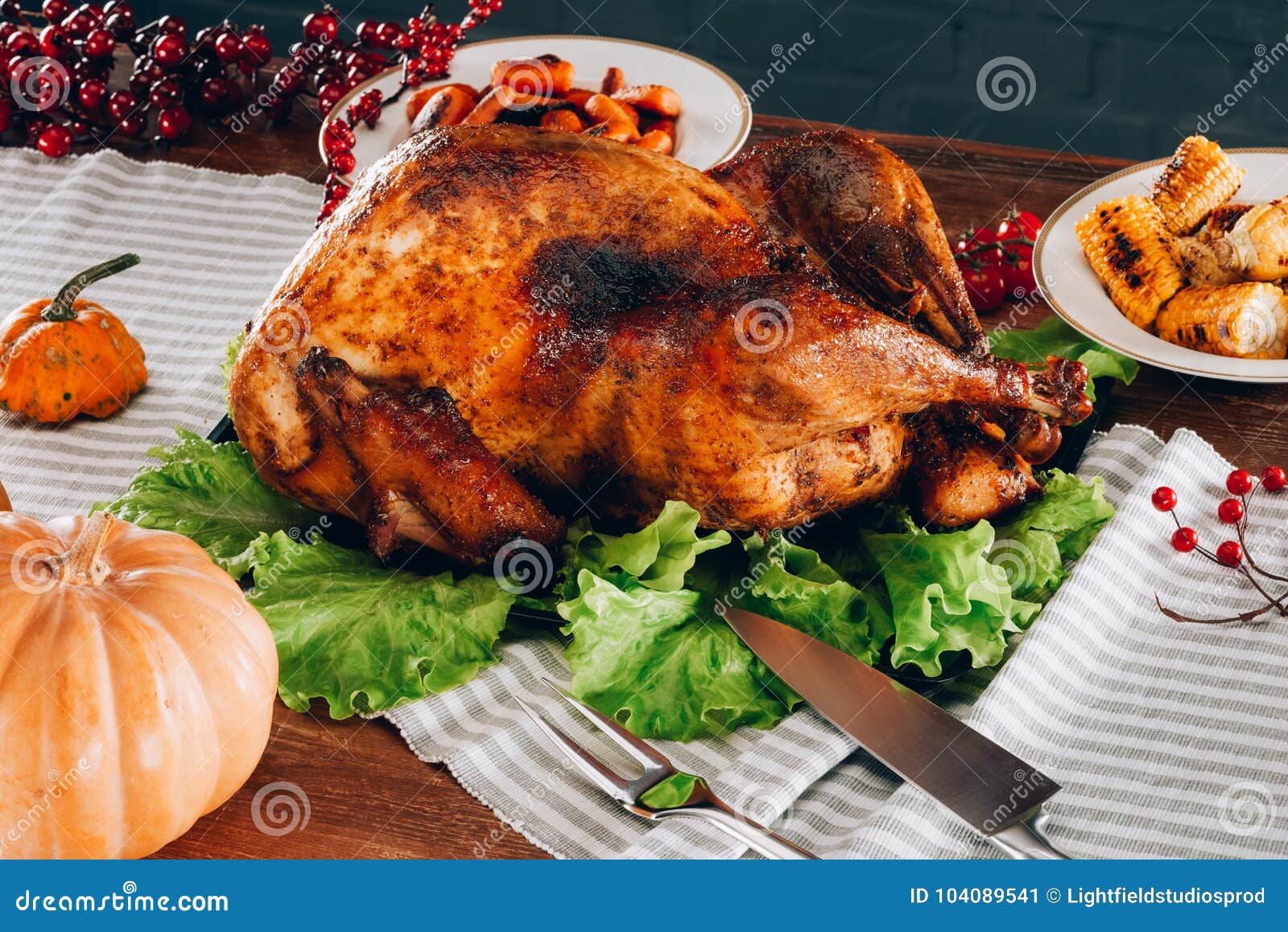 Pavo Cocido En Una Tabla De Madera Imagen de archivo - Imagen de pavo ...