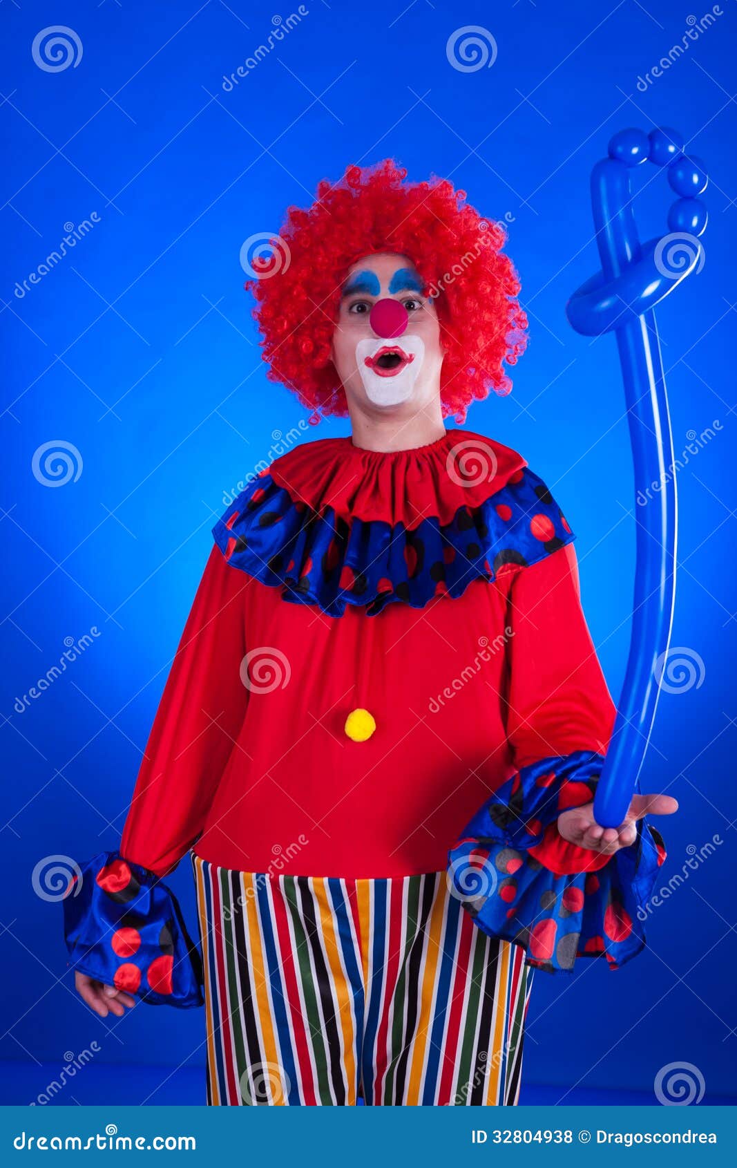 Payaso en backgound azul foto de archivo. Imagen de maquillaje - 32804938