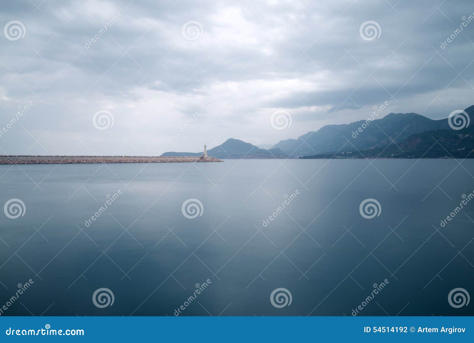 Paysage Avec La Mer Calme Et Le Phare Photo stock - Image du calme ...