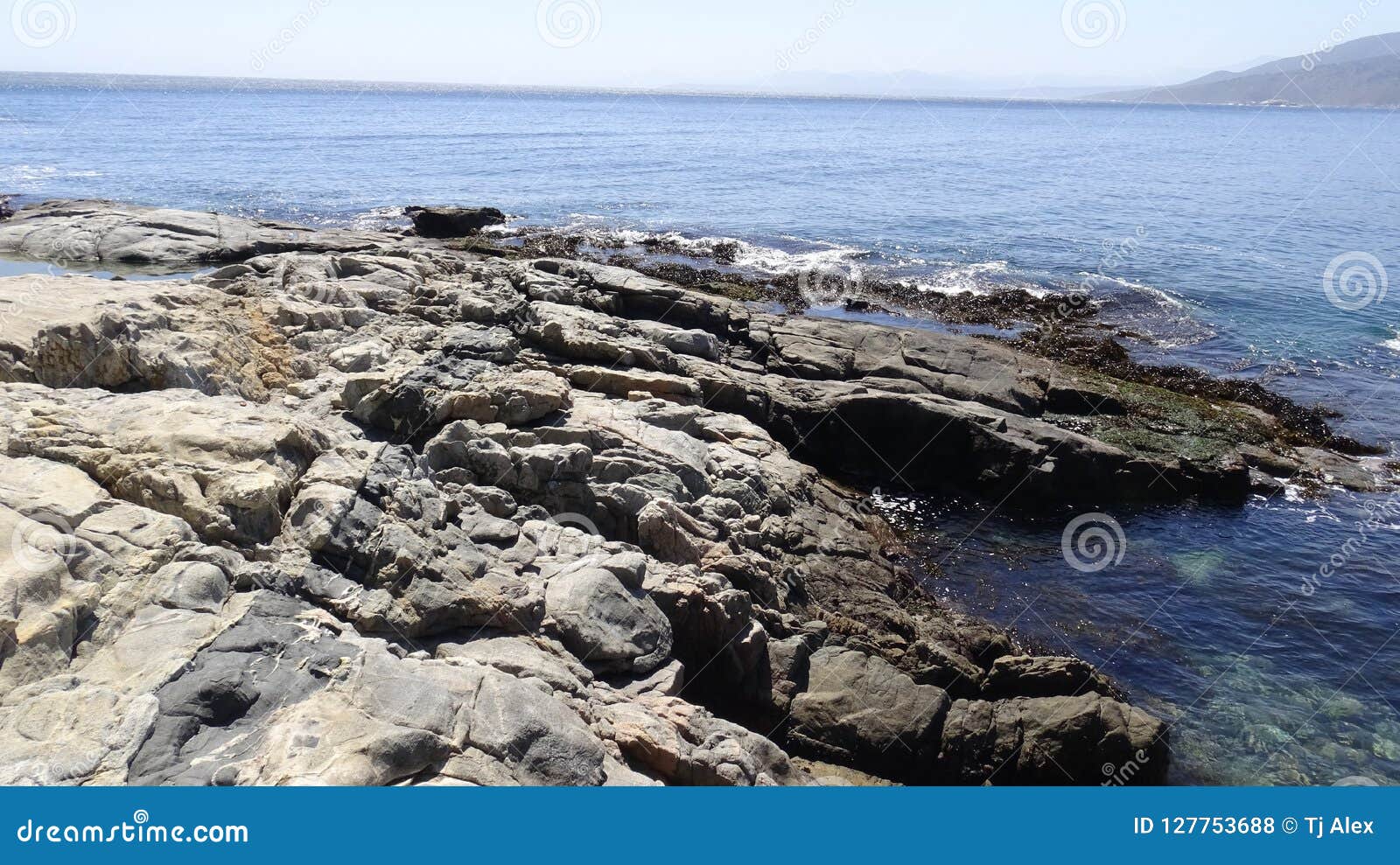 Paysage, Bord De La Mer Et Plage Rocheuse Photo stock - Image du plage ...