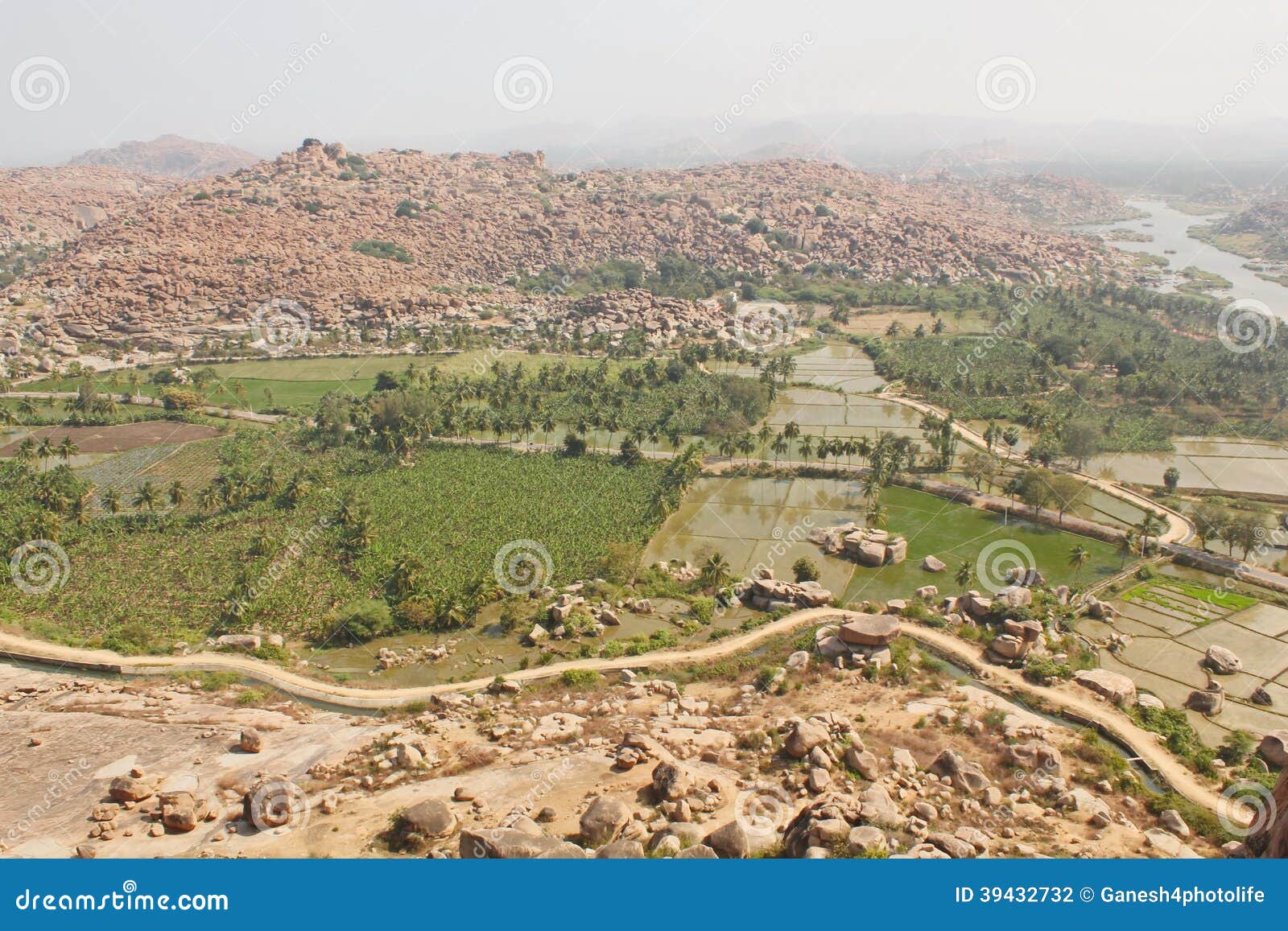 Paysage dans Hampi, Inde photographie éditorial. Image du village ...
