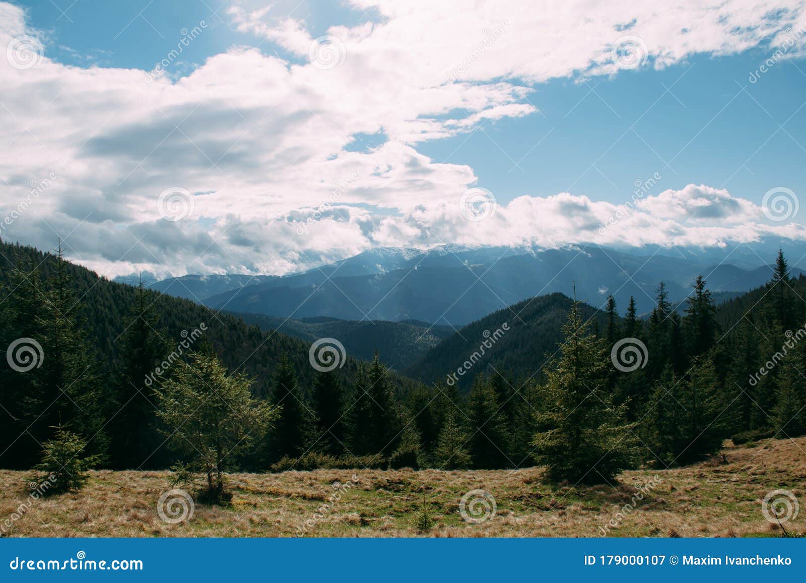 Paysage dans les carpates image stock. Image du gens - 179000107