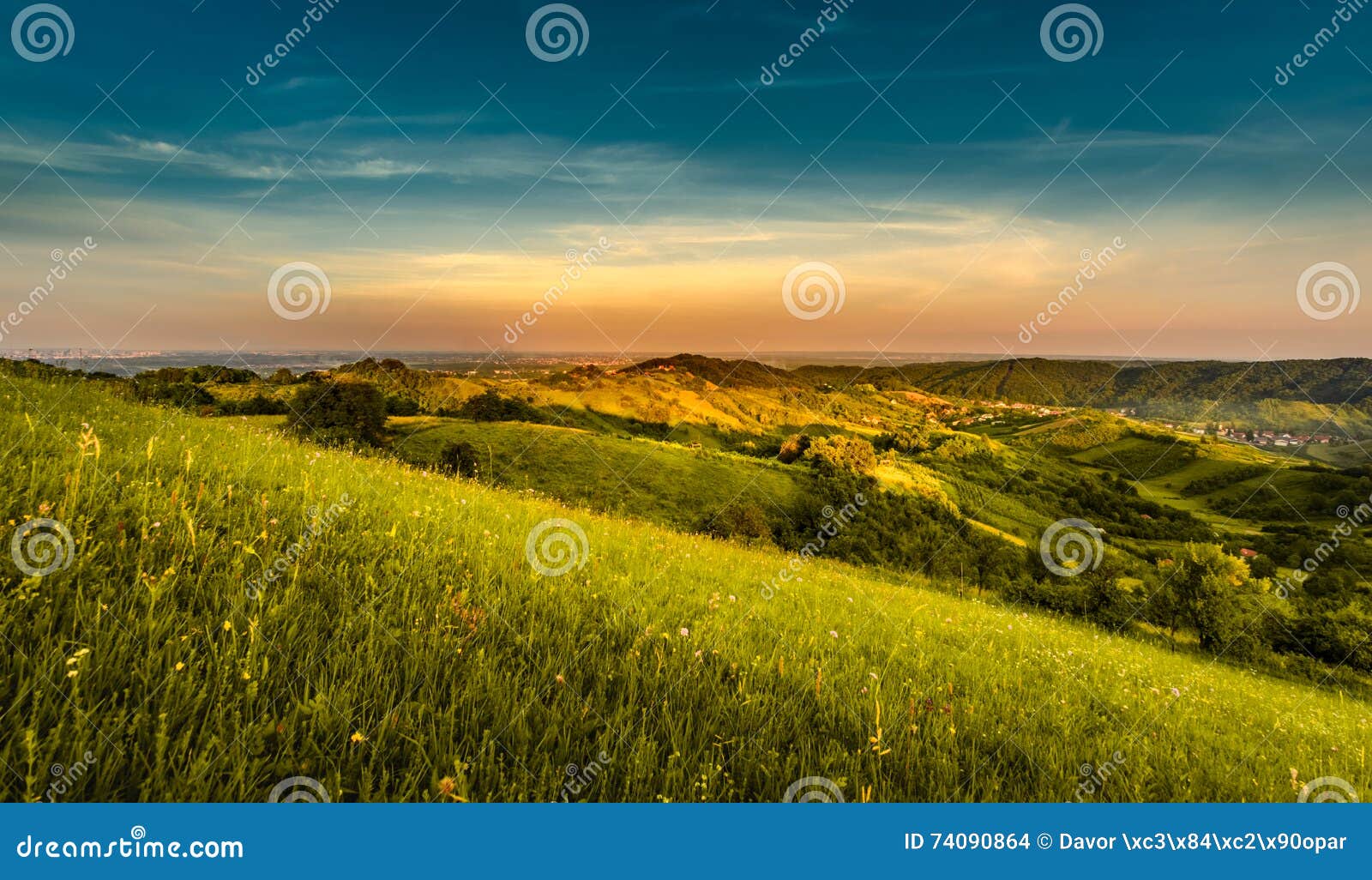 Paysage de colline photo stock. Image du pays, route - 74090864
