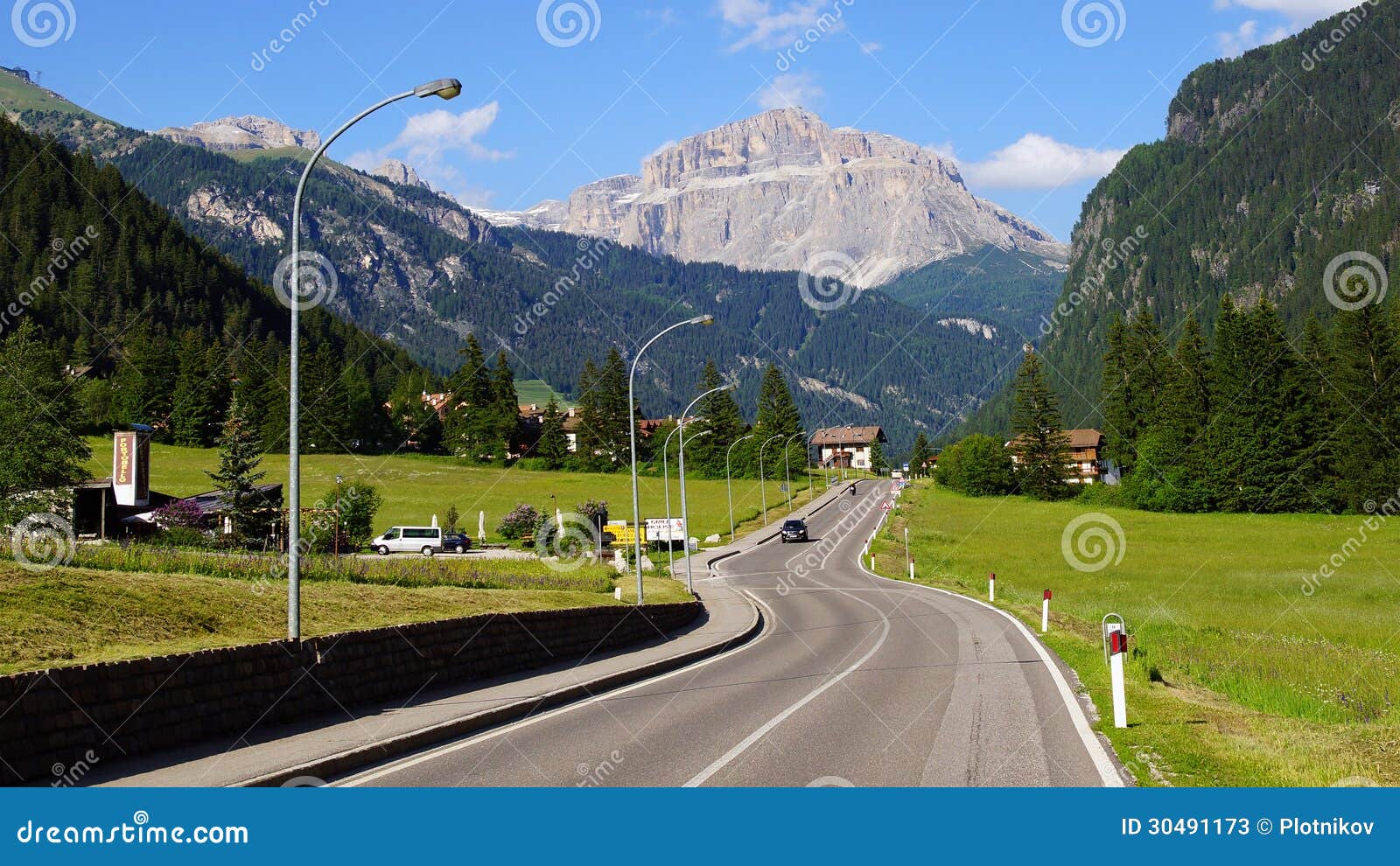 Paysage De Dolomites Avec La Route De Montagne. Image stock - Image du ...