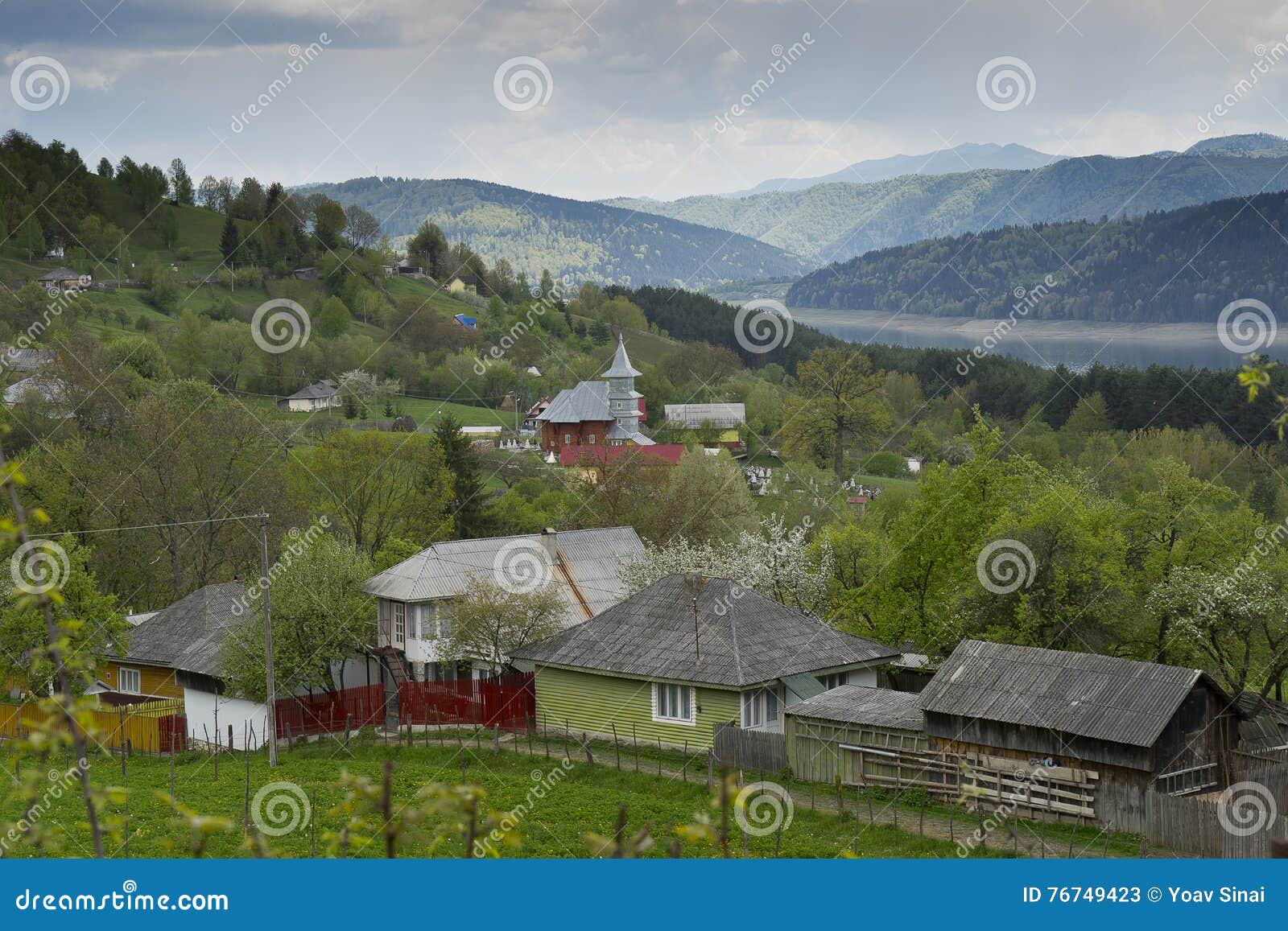 Paysage De Lac Bicaz Roumanie Image stock - Image du village ...