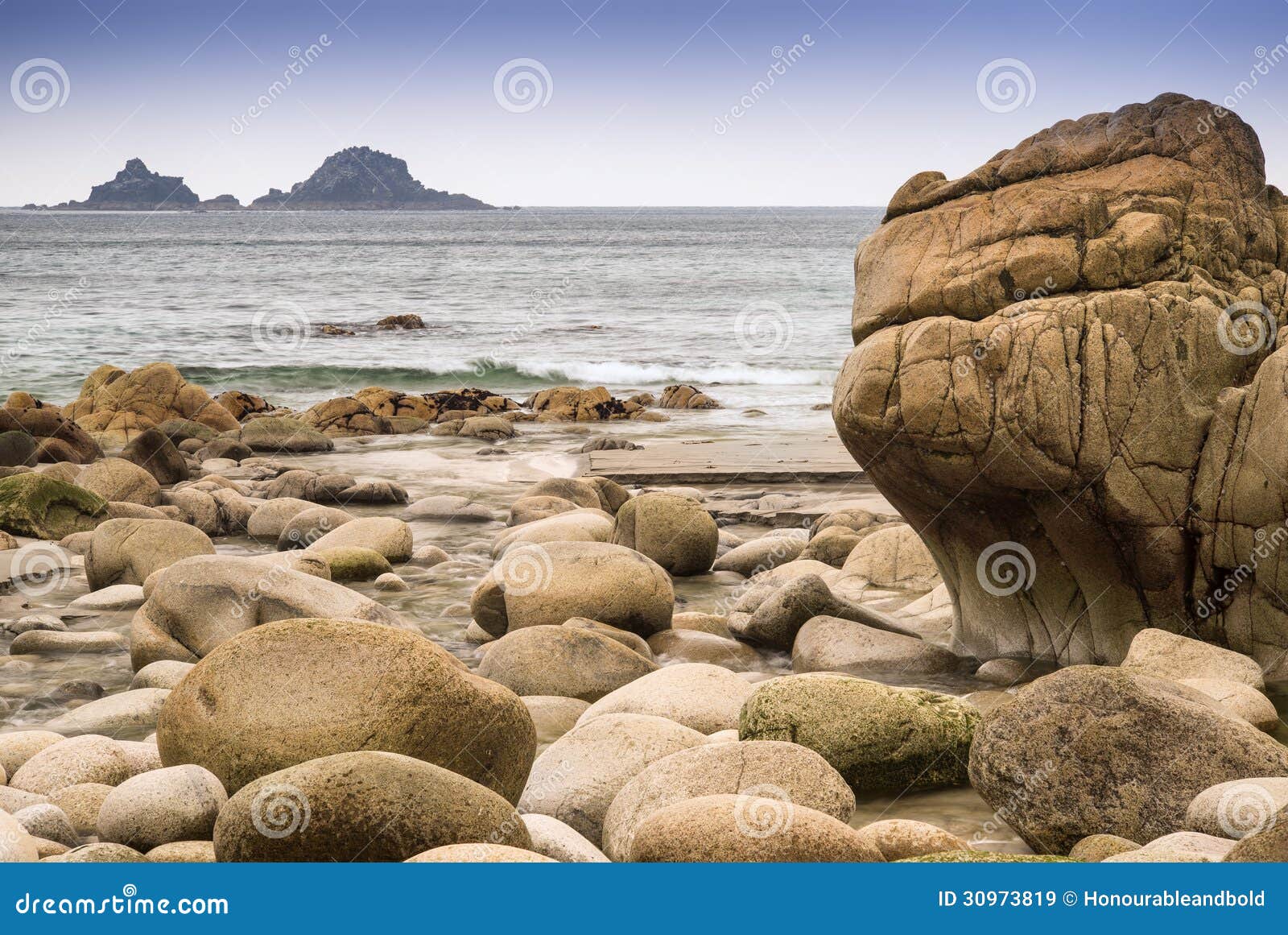 Paysage de plage rocheuse image stock. Image du scénique - 30973819