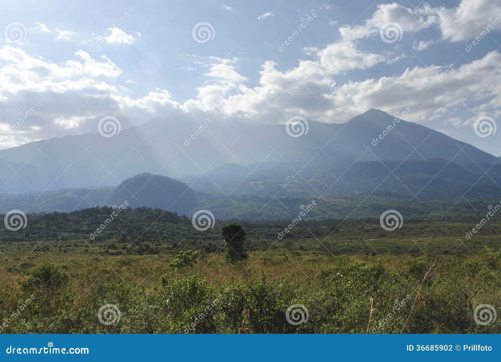 Paysage du Mont Meru photo stock. Image du climat, beau - 36685902