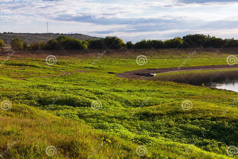 Paysage riverain rustique image stock. Image du vert - 221492203