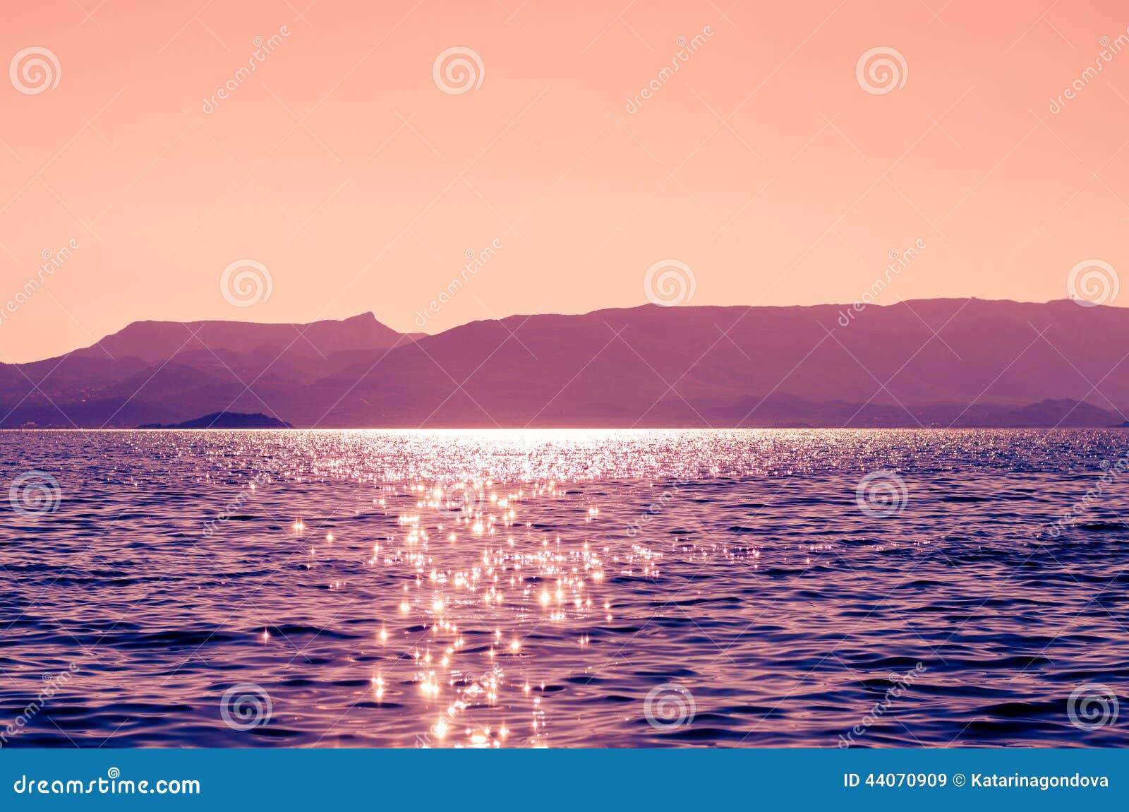 Paysage Rose De Mer Au Lever De Soleil Image stock - Image du nuit ...