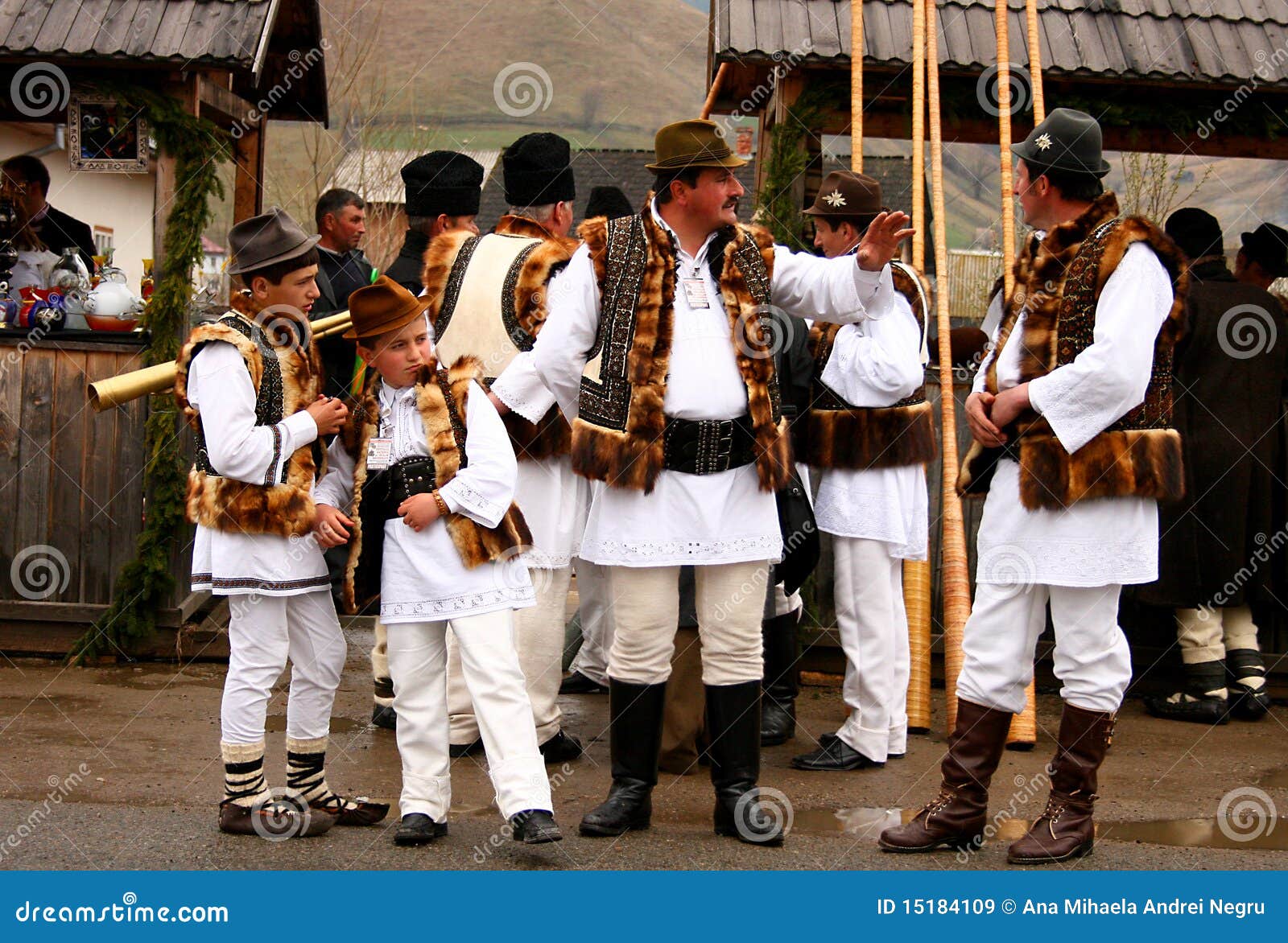 Paysans Roumains Utilisant Les Costumes Traditionnels Image stock ...