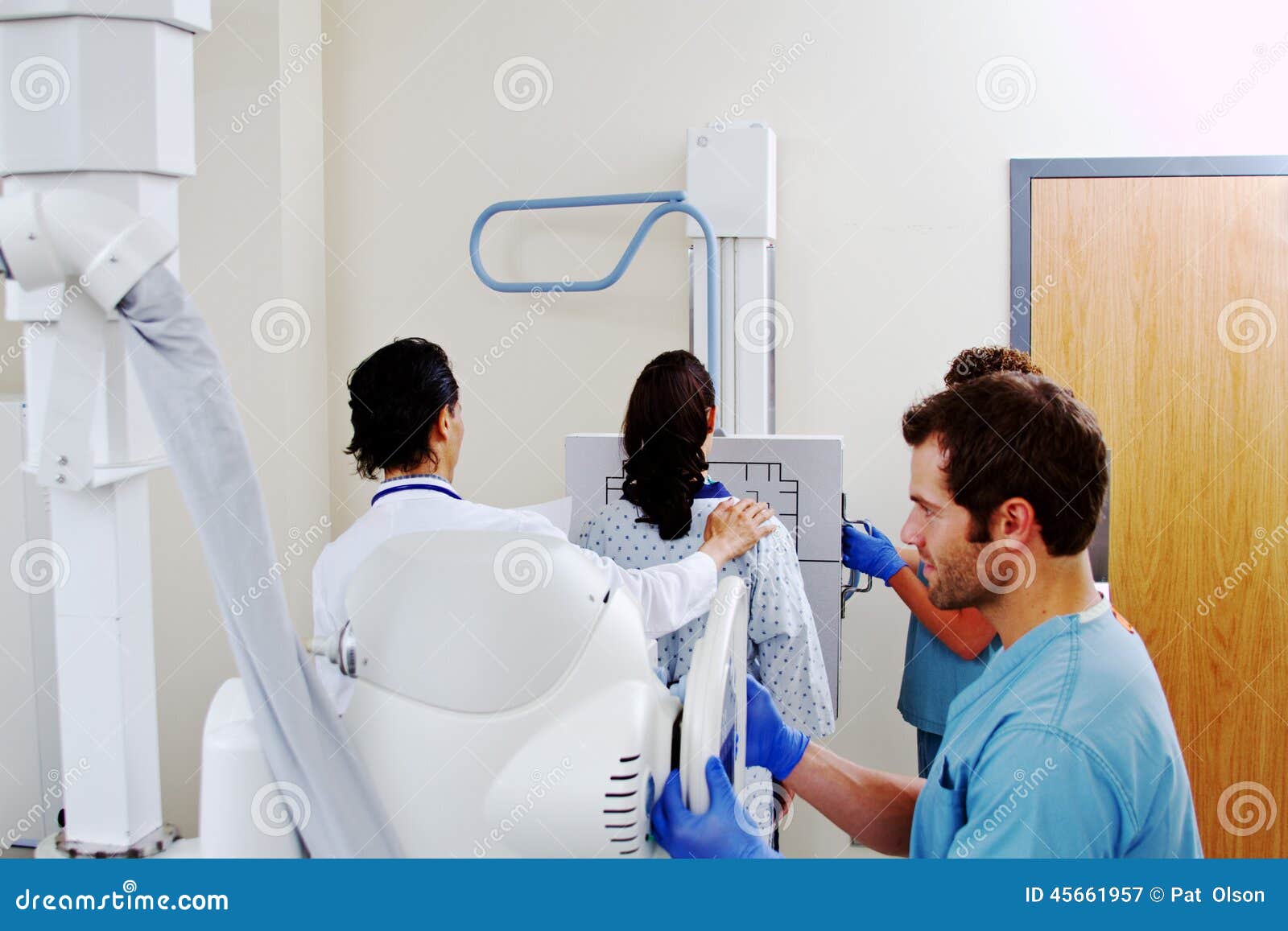 Paziente Che Ha Esame Radiografico Del Torace Immagine Stock - Immagine ...