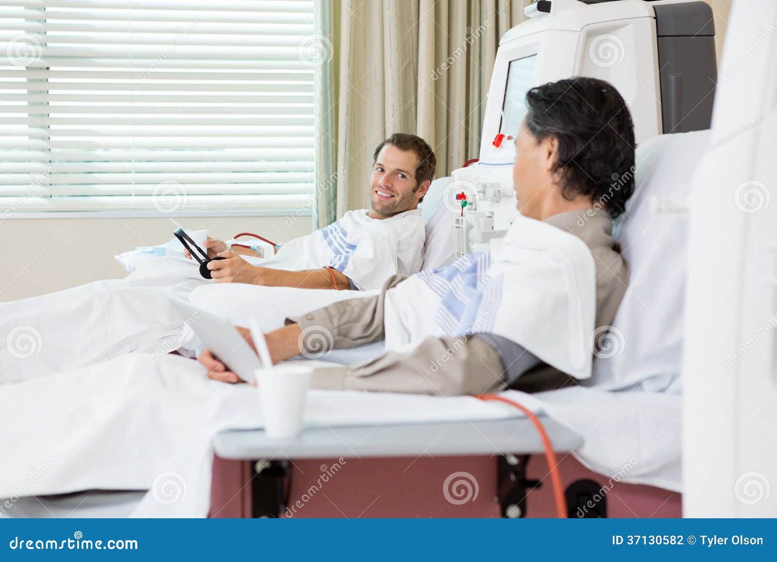 Pazienti Che Subiscono Trattamento Di Dialisi in Ospedale Fotografia Stock - Immagine di ...