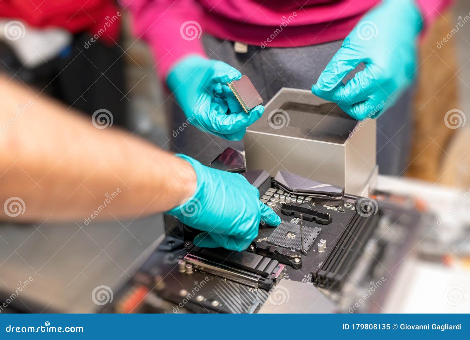 PC-technici Monteren Processor Op Het Moederbordstopcontact Stock ...