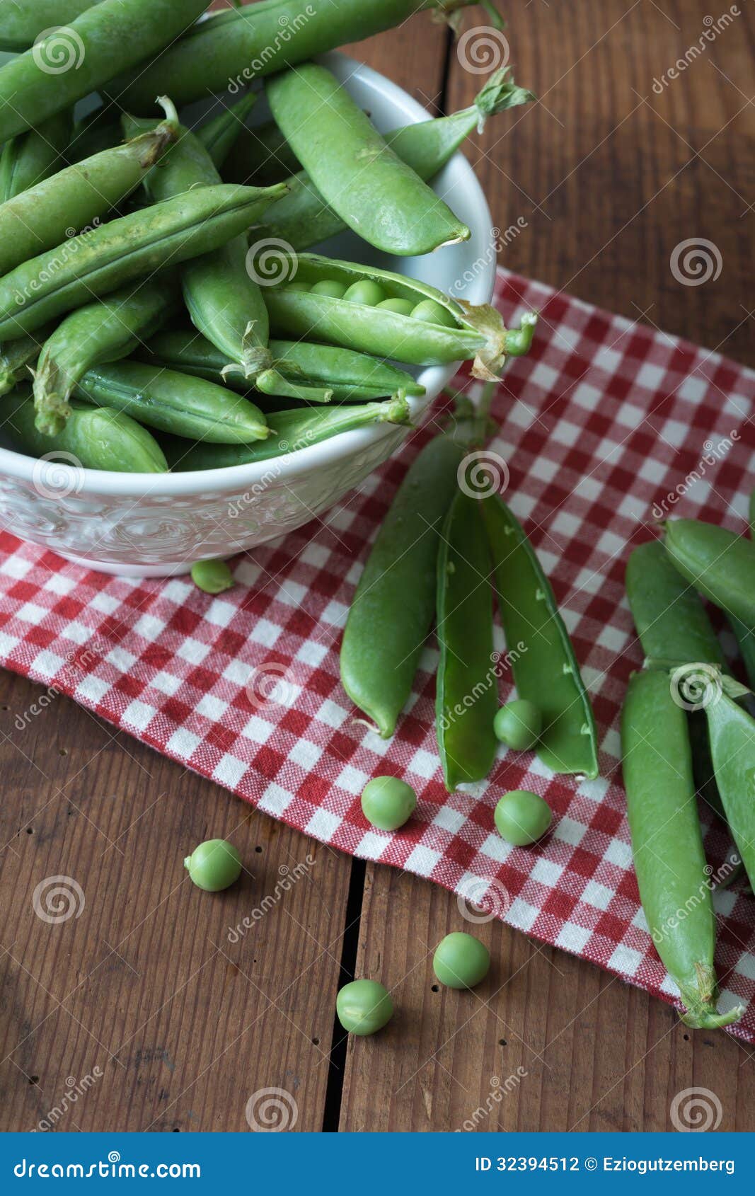 Pea Pods in a Bowl on Wooden Table Stock Photo - Image of cloth, peapod ...