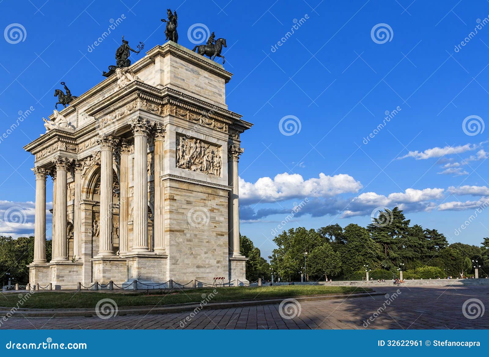 Peace Arch in Milan stock image. Image of europe, cloude - 32622961