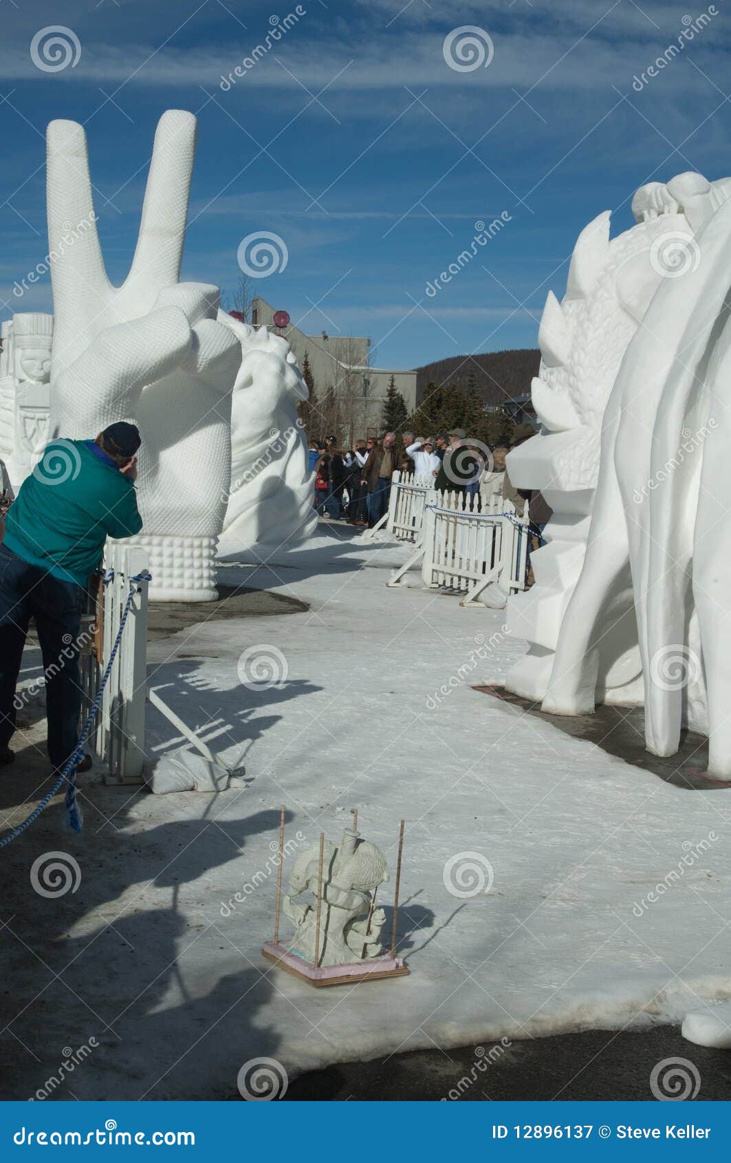 Peace Sign in Snow and Ice. Editorial Photography - Image of craft ...