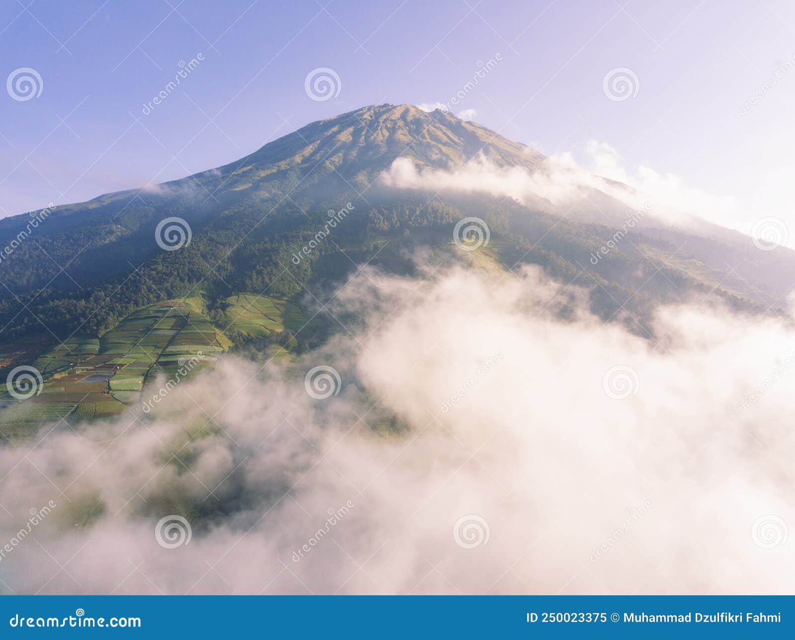 The Peak of the Mount Sumbing Stock Image - Image of horizon, dusun ...