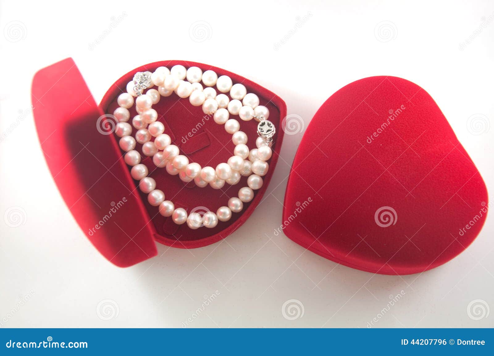 Pearl necklace in gift box stock photo. Image of glamour - 44207796