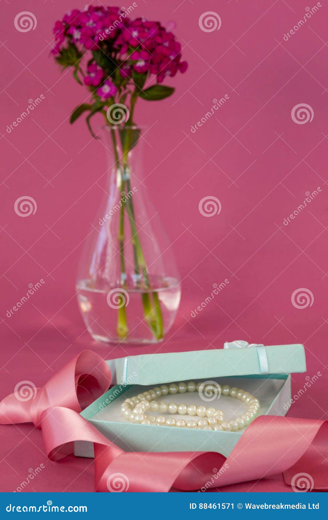 Pearl Necklace in Open Gift Box Stock Image - Image of luxury, holiday ...