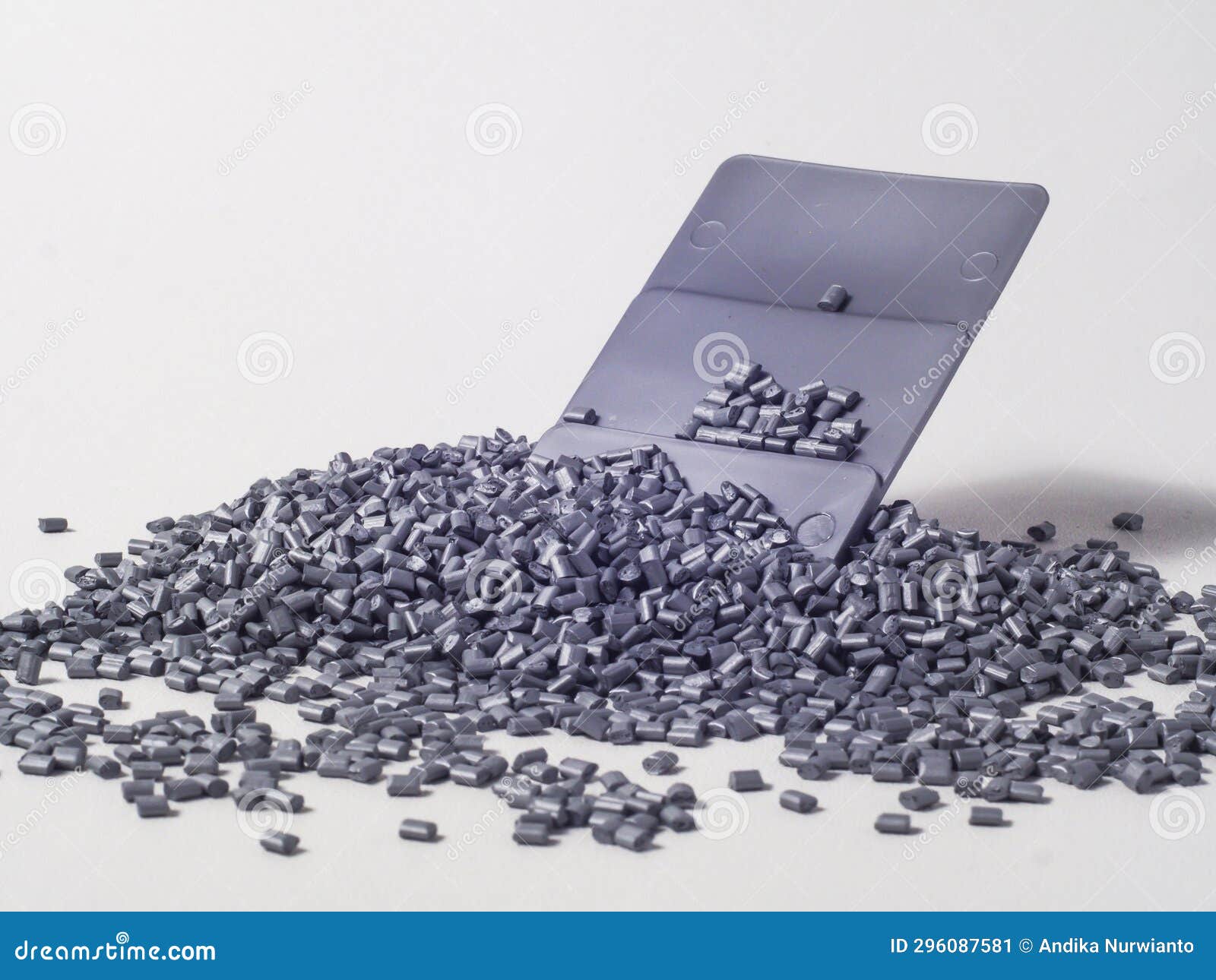 Pearl Silver Masterbatch Granules with Color Chips Stock Image - Image ...
