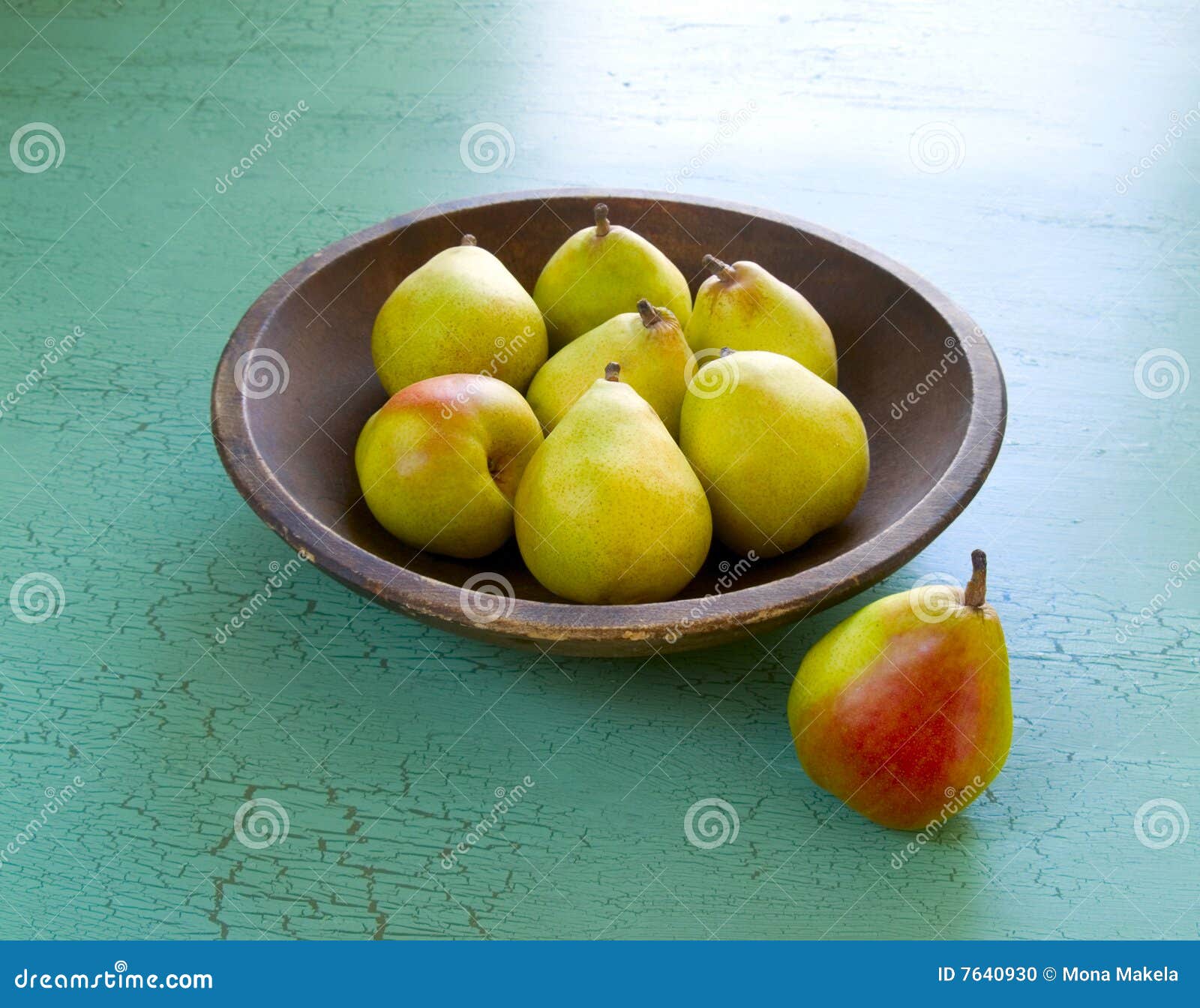 Pears in a wooden bowl stock photo. Image of bowl, natural - 7640930