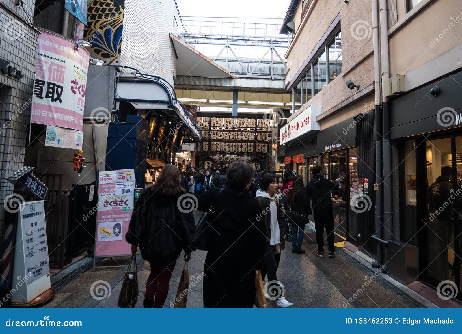 Peatones En El Mercado De La Comida De Kyoto Foto de archivo editorial ...