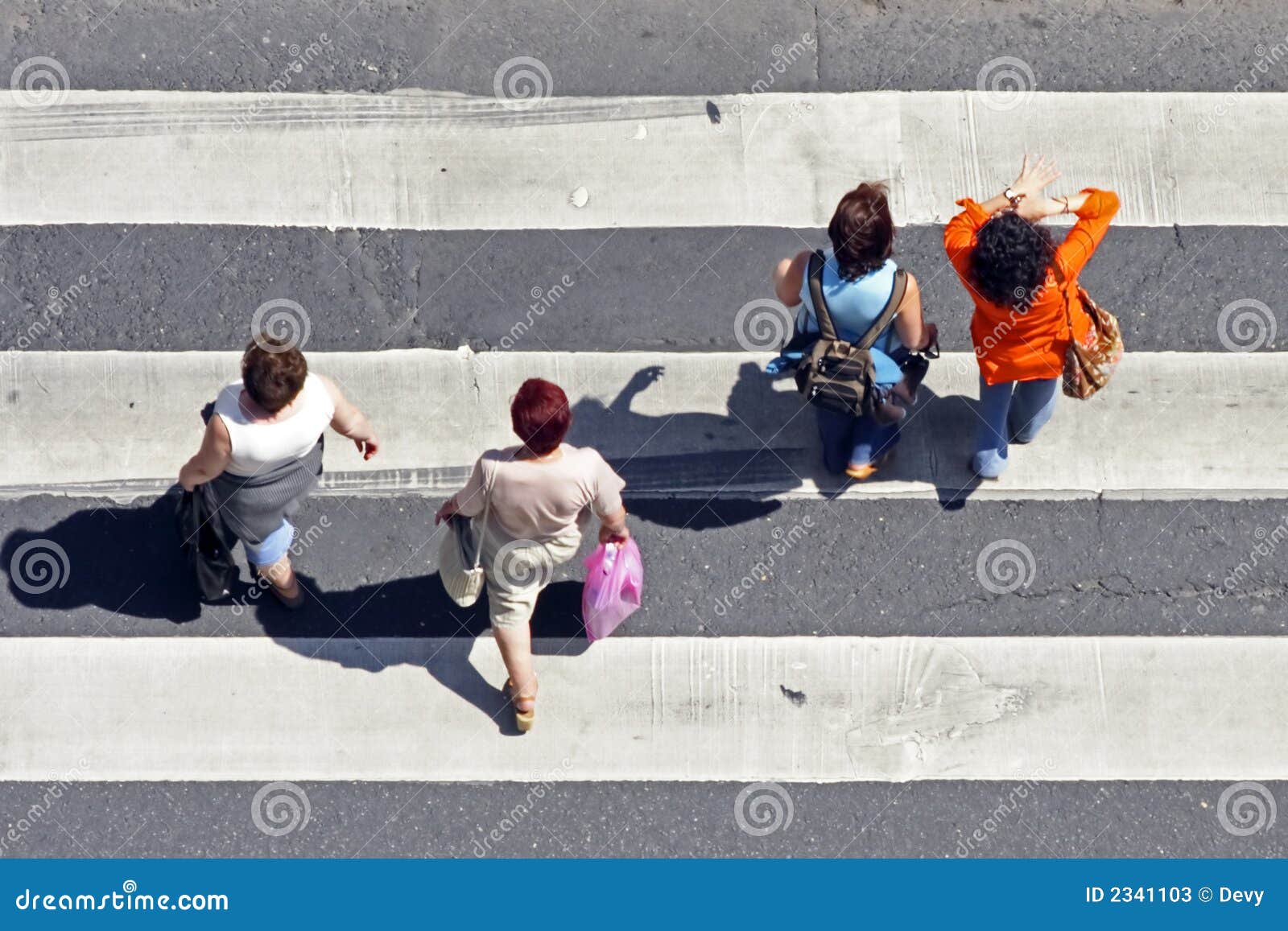 Peatones En El Paso De Cebra Foto de archivo editorial - Imagen de ...