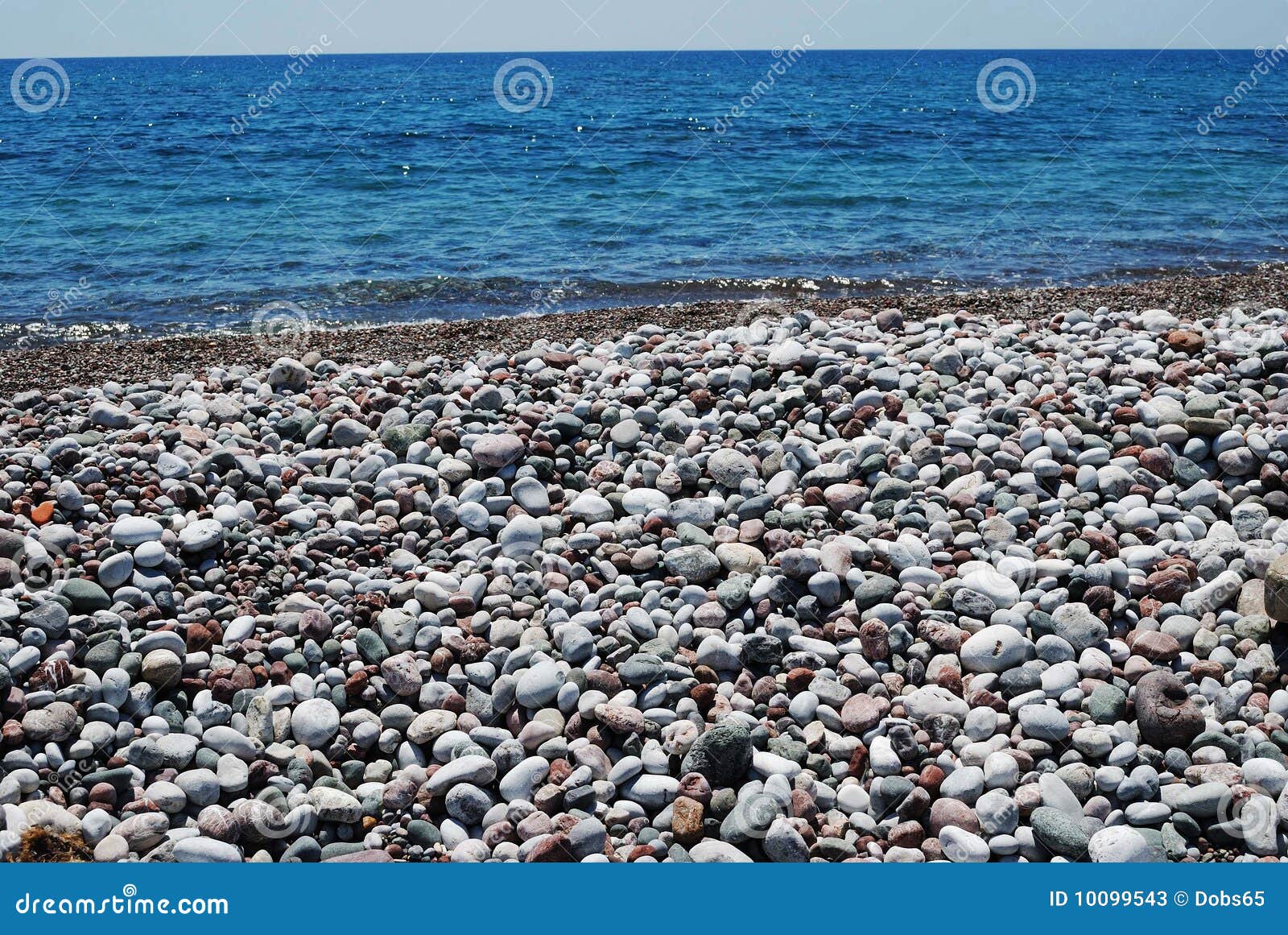 Pebles en la playa imagen de archivo. Imagen de redondo - 10099543