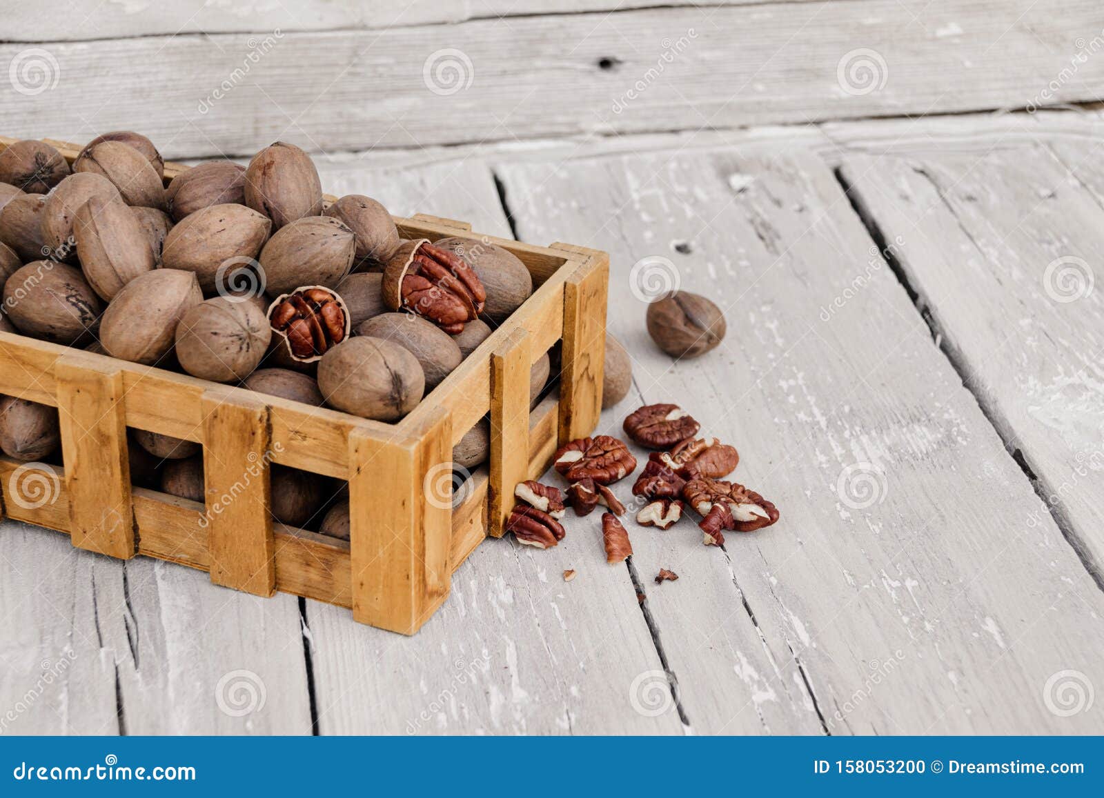 Pecan Nuts En Caisse Sur Bois Blanc Photo stock - Image du wooden, flou ...