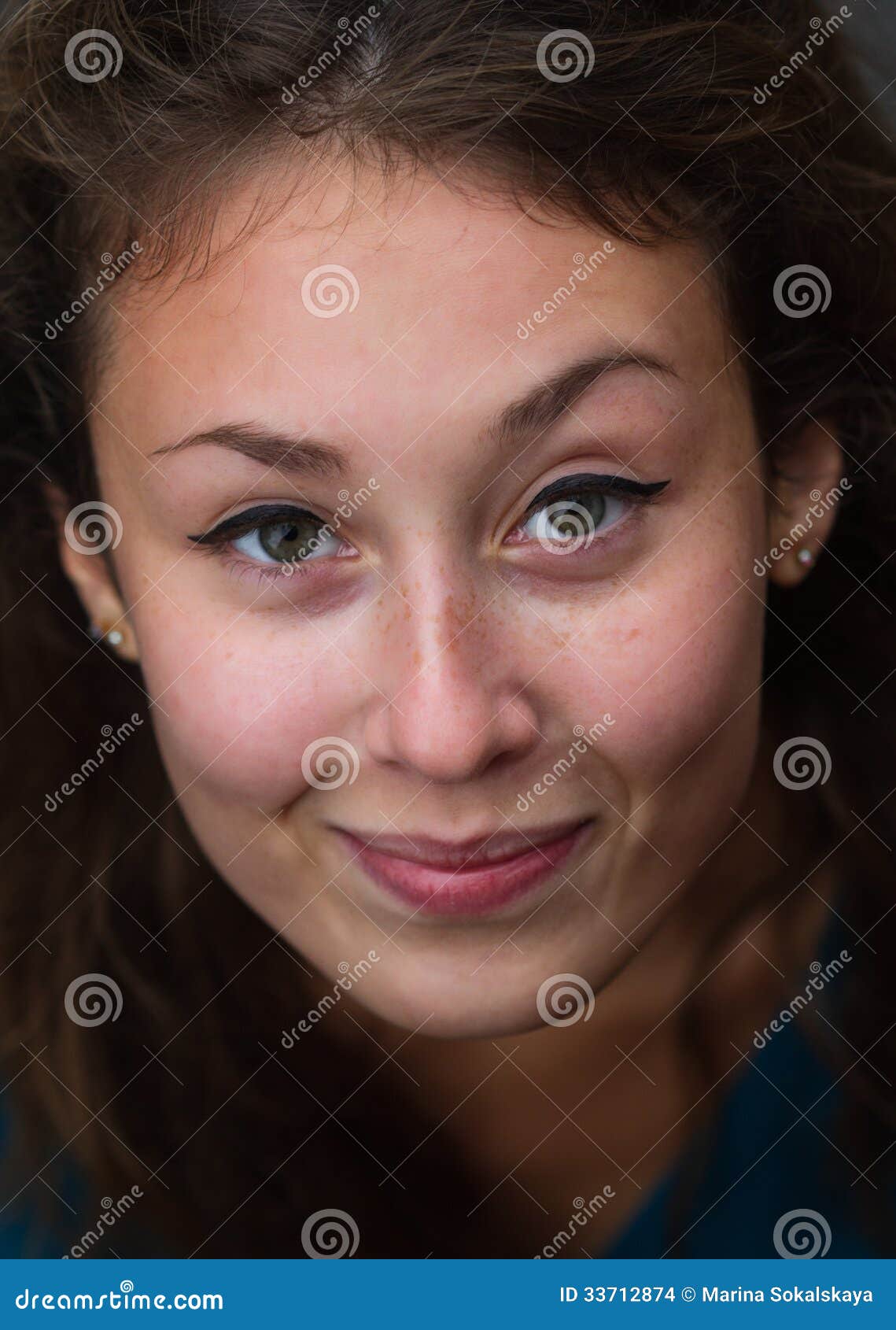 Pecas Sonrientes De La Muchacha Del Retrato Foto de archivo - Imagen de ...