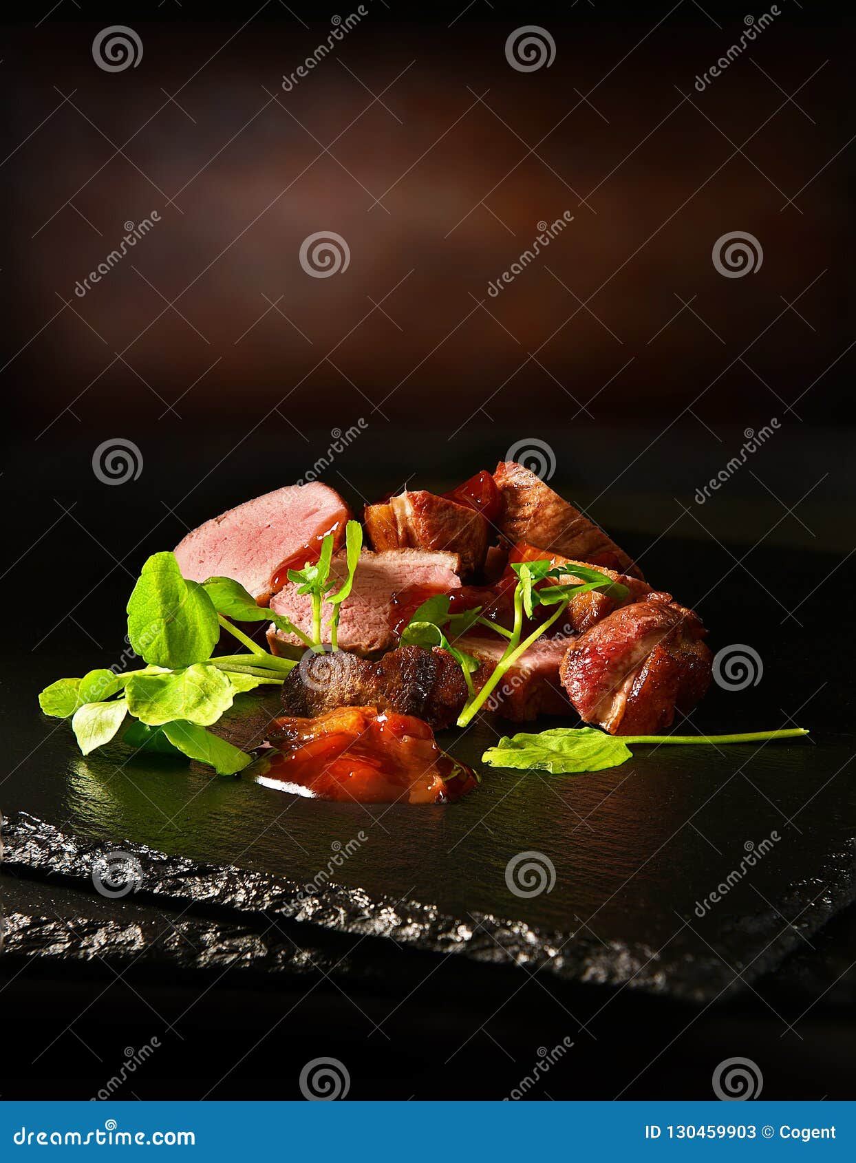 Pecho de pato rebanado imagen de archivo. Imagen de grilled - 130459903