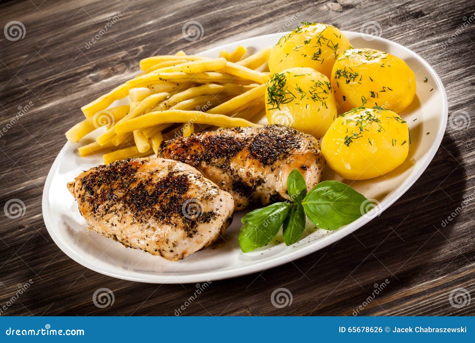 Pecho de pollo asado foto de archivo. Imagen de filete - 65678626