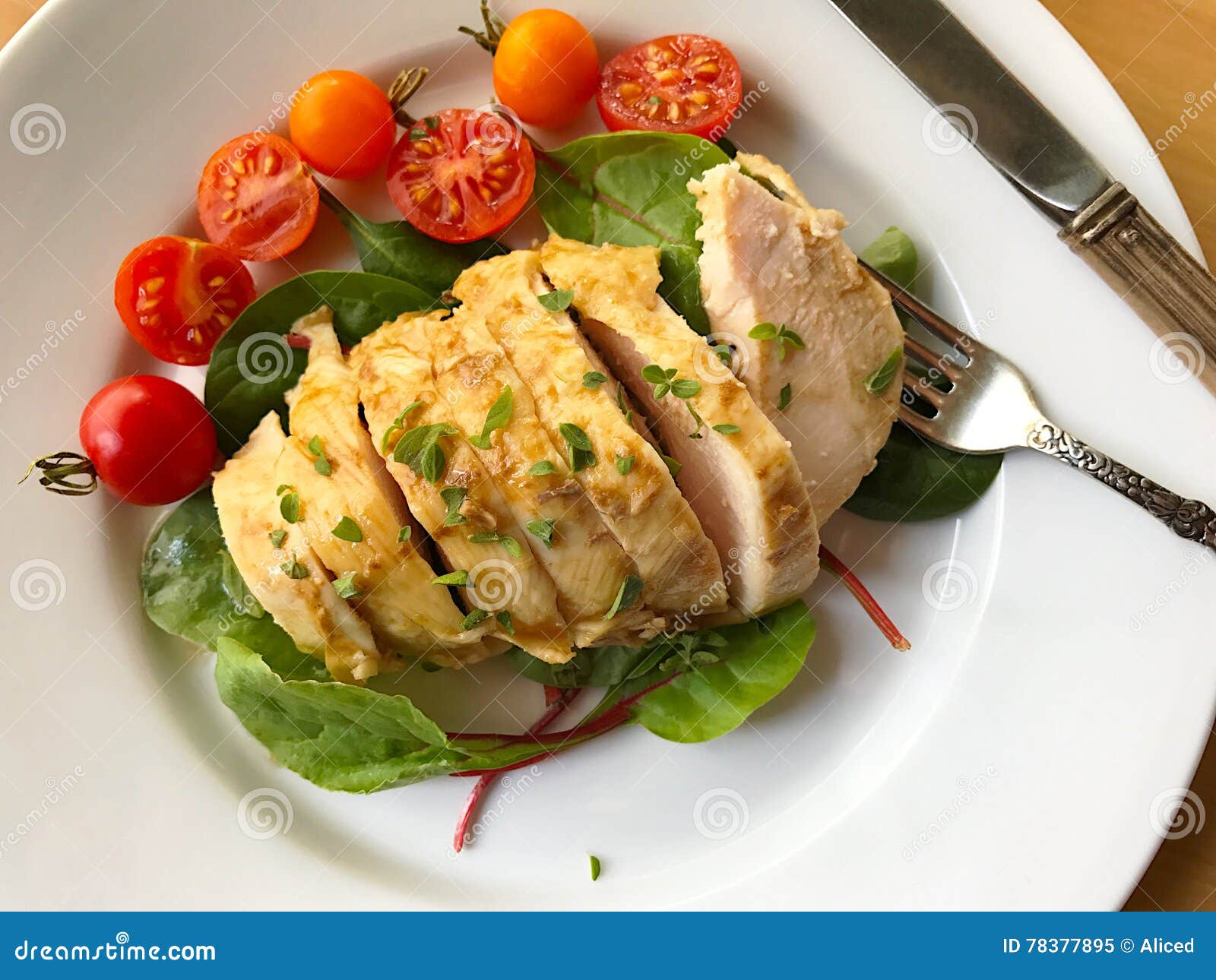 Pecho De Pollo Asado Con Verdes Y Tomates Imagen de archivo - Imagen de ...