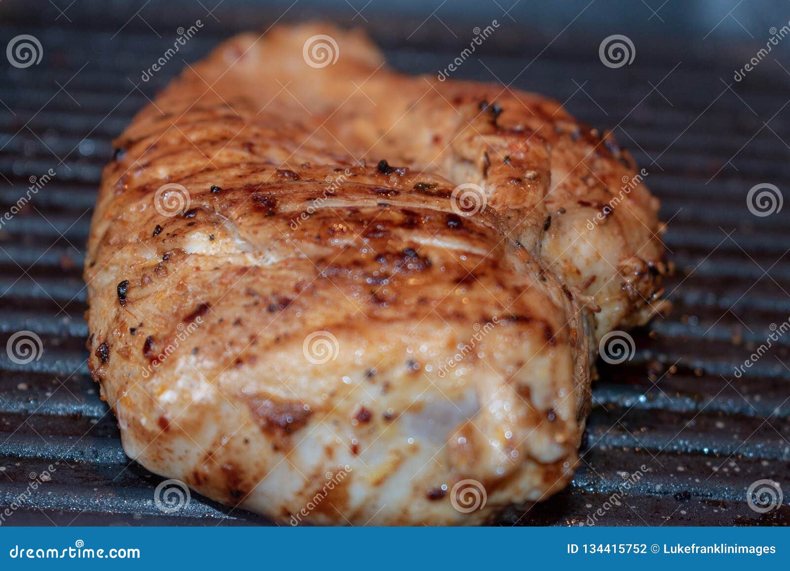 Pecho De Pollo Asado a La Parilla Foto de archivo - Imagen de pesto ...