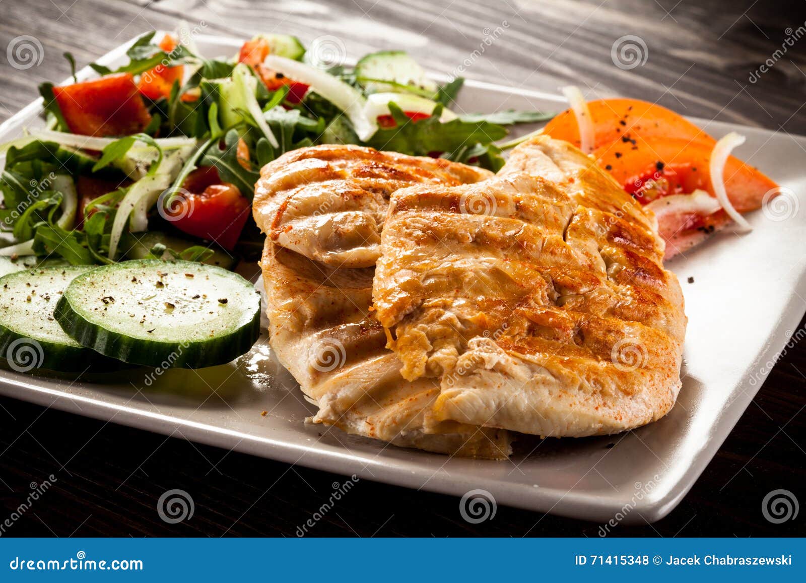 Pecho De Pollo Asado a La Parilla Foto de archivo - Imagen de pepino ...